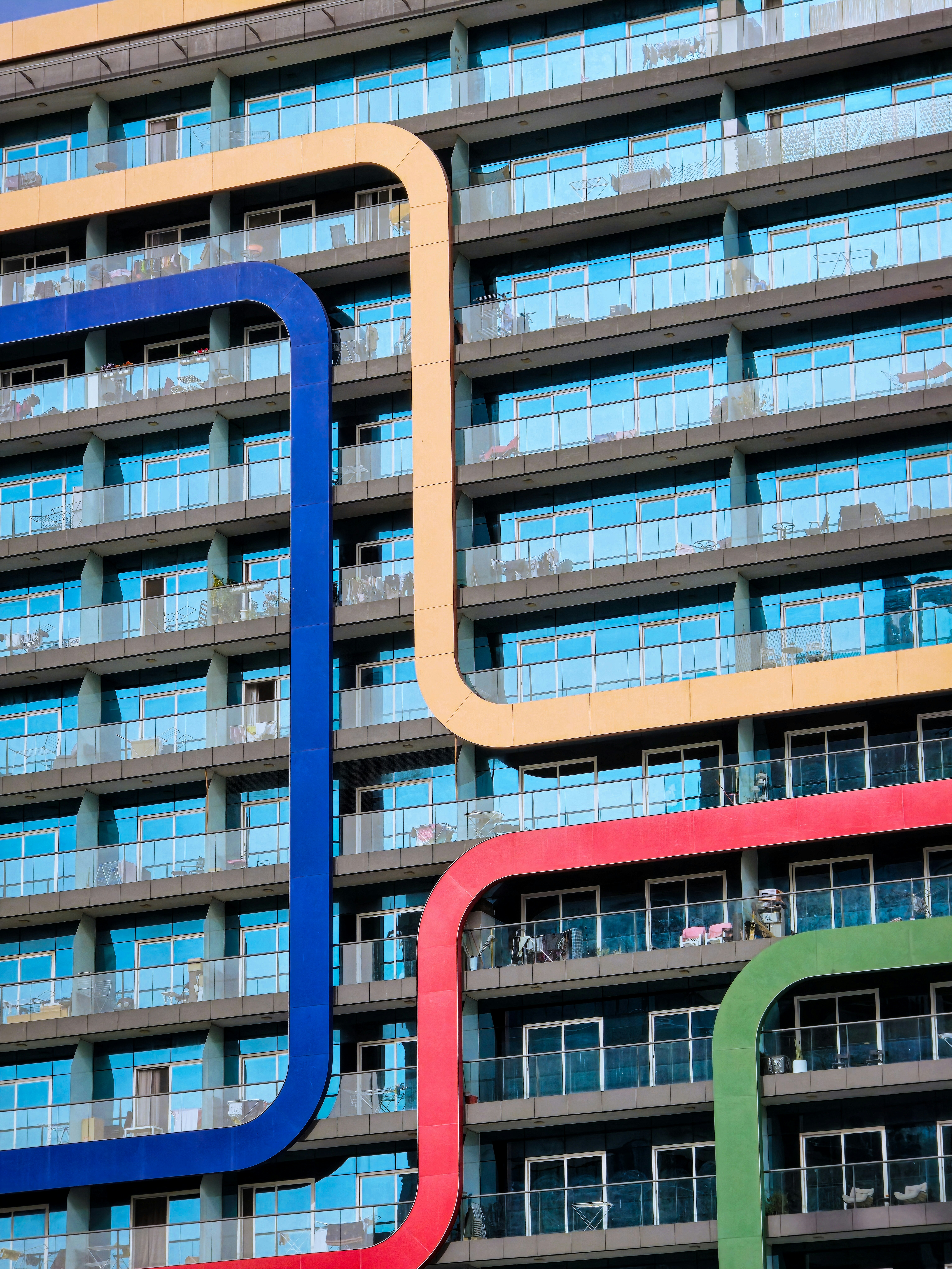 Edificio colorido y moderno con detalles geométricos únicos. foto ...