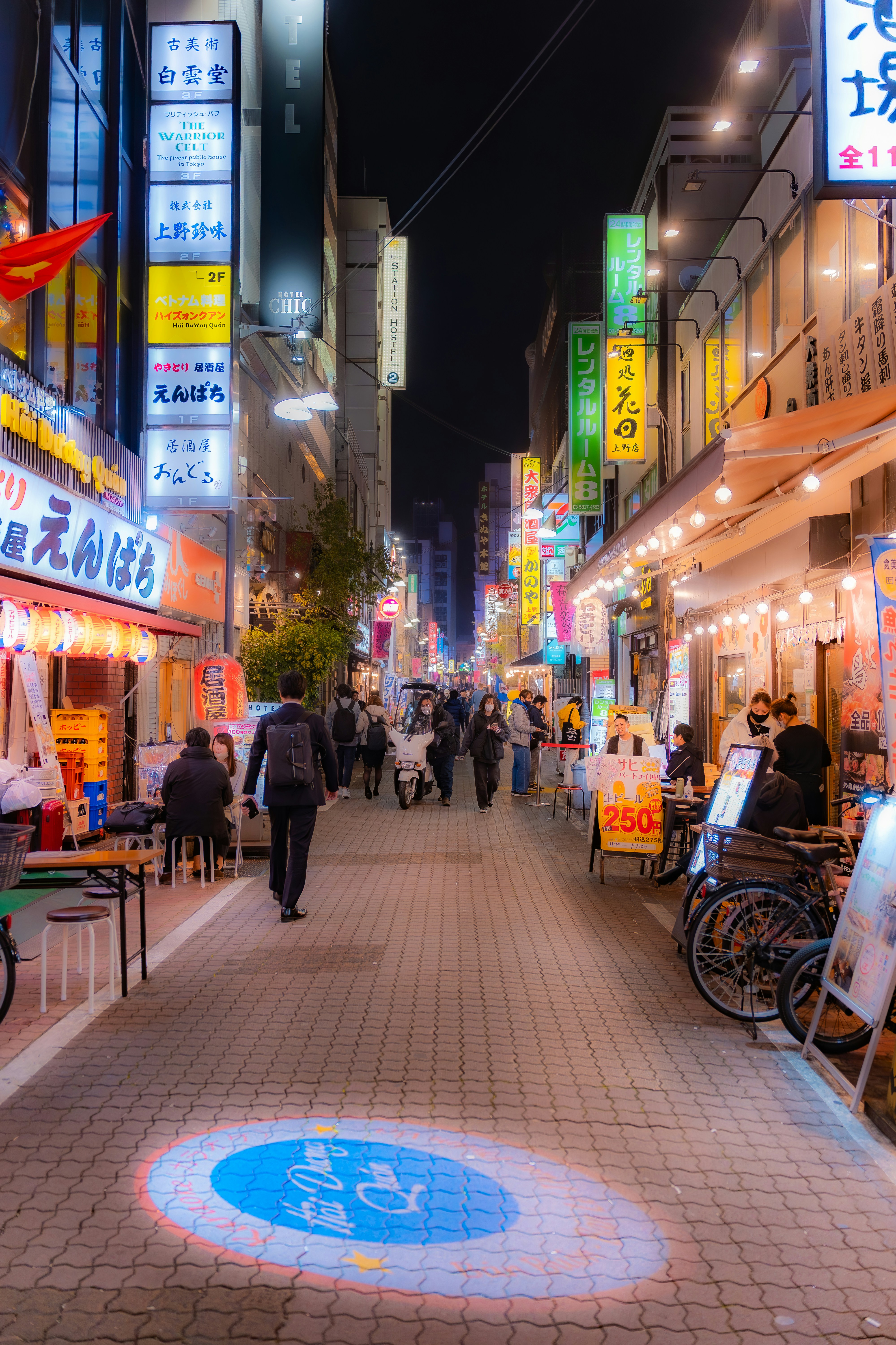 A busy street lit up at night. photo – Free Building Image on Unsplash