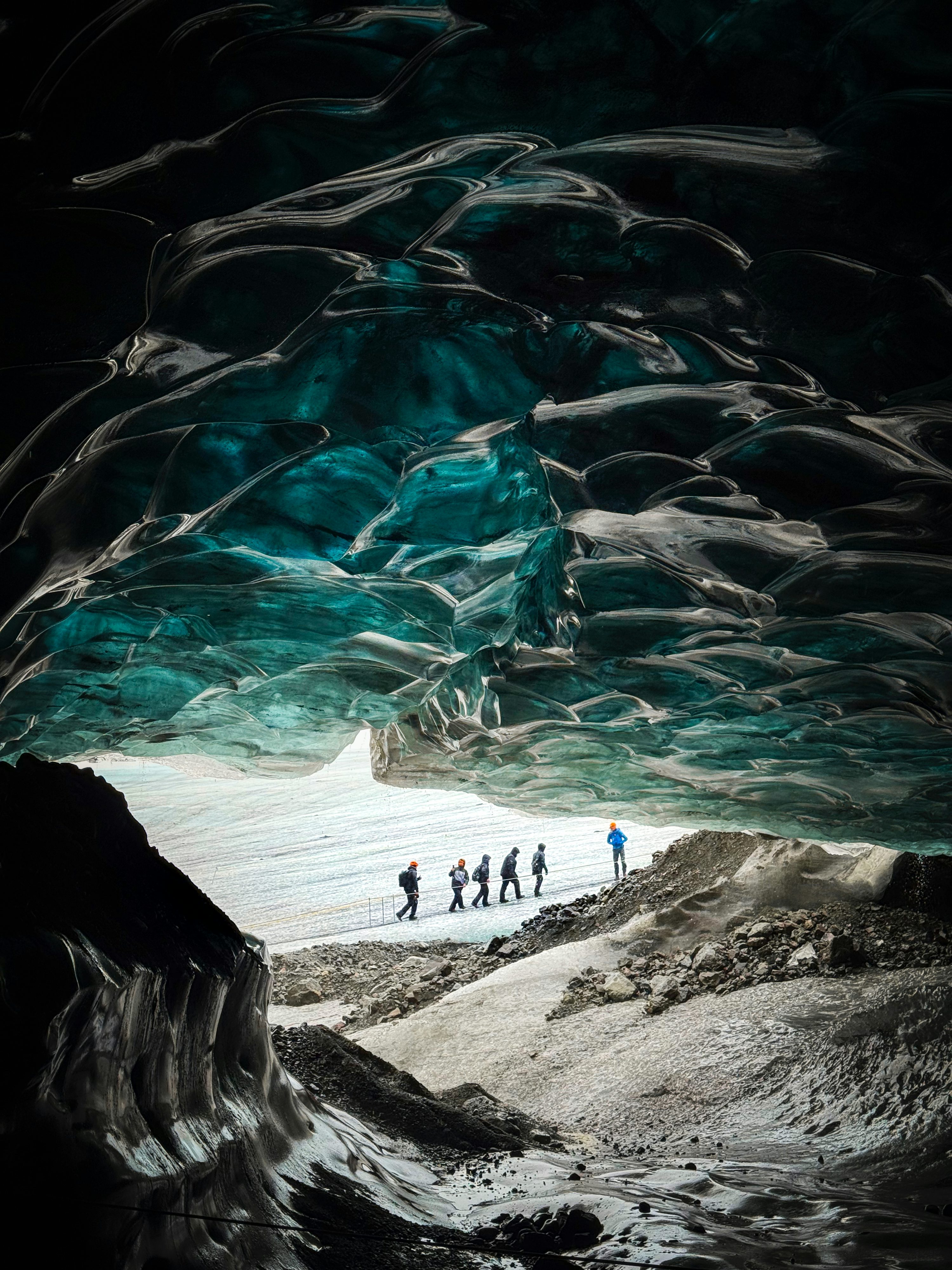 La gente explora una impresionante cueva de hielo con un glaciar encima ... La gente explora una impresionante cueva de hielo con un glaciar encima ...