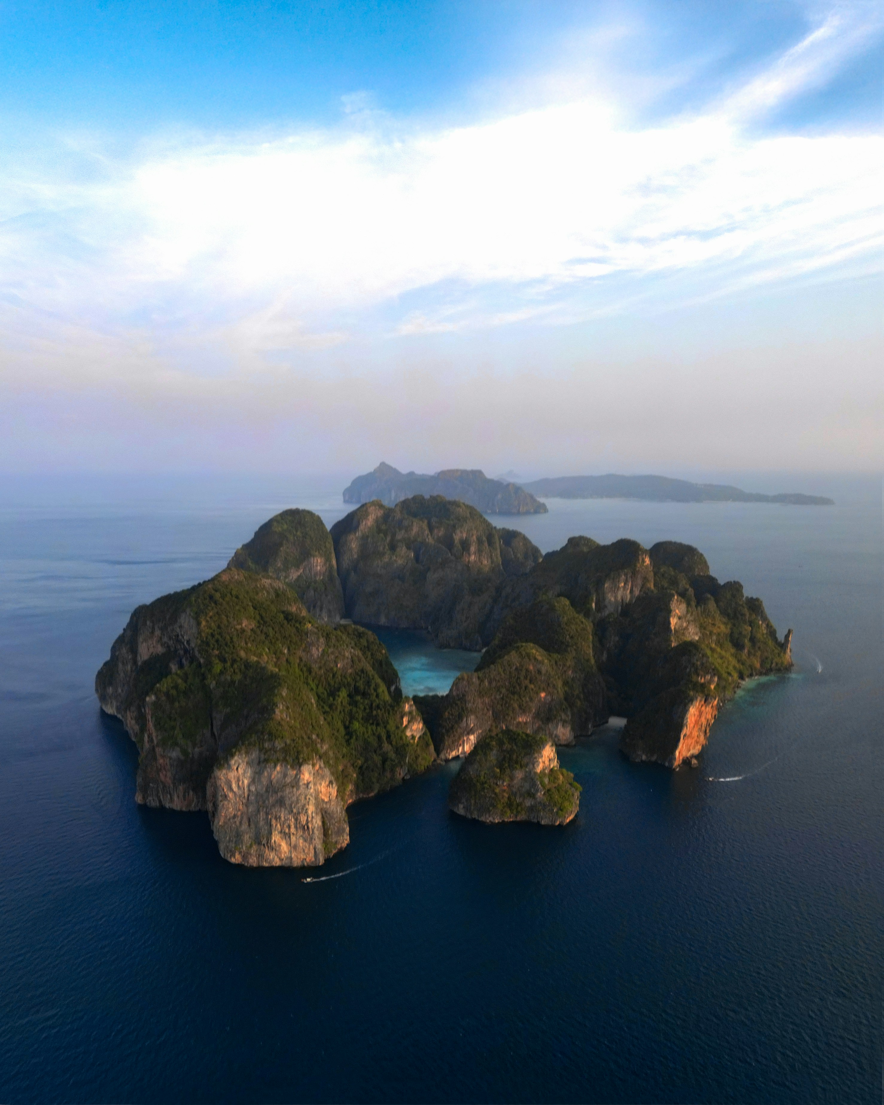 Beautiful island surrounded by clear blue water. photo – Free Land ...