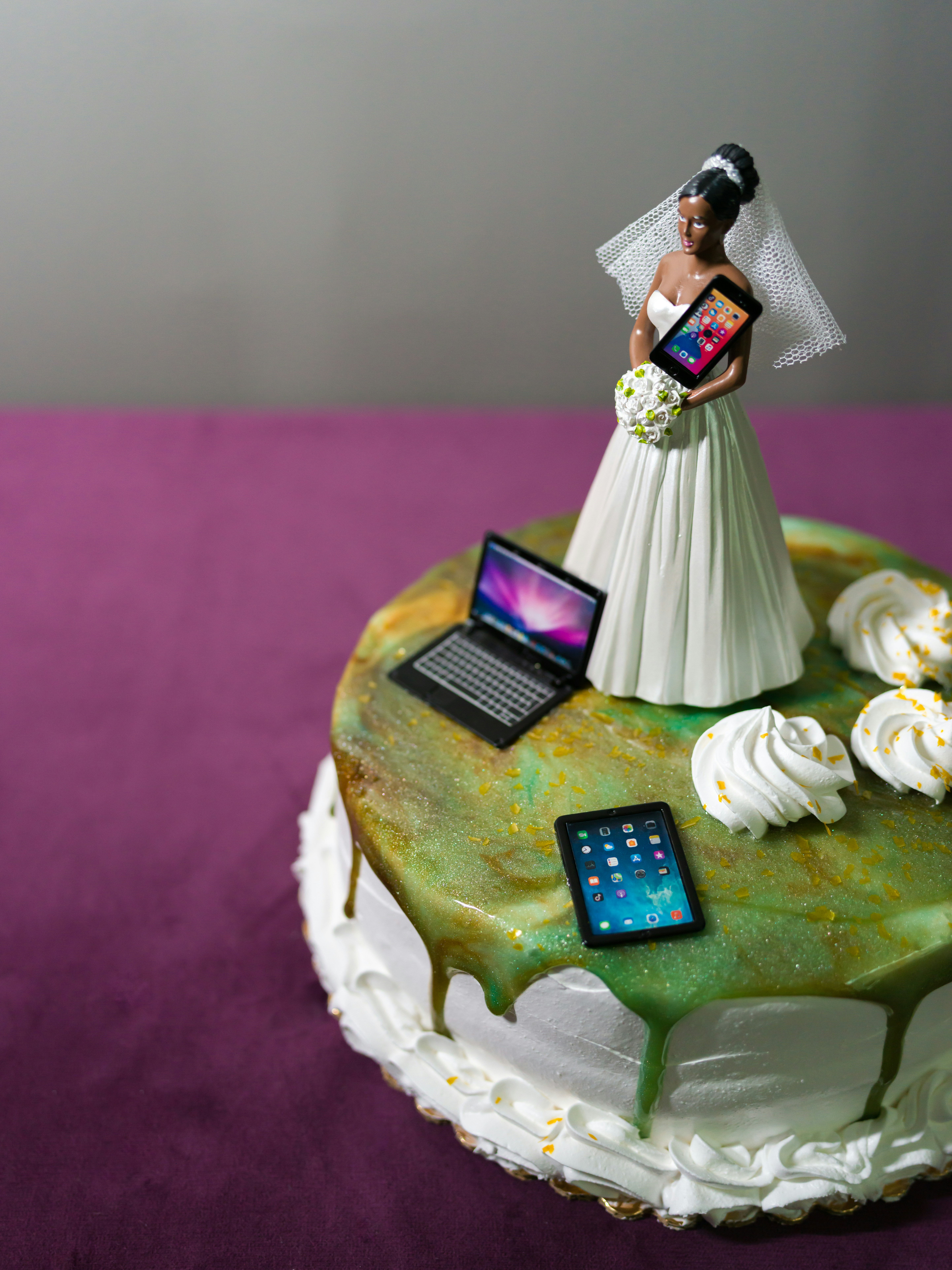 Bride cake topper holding a laptop and tablet. photo – Free Food Image ...