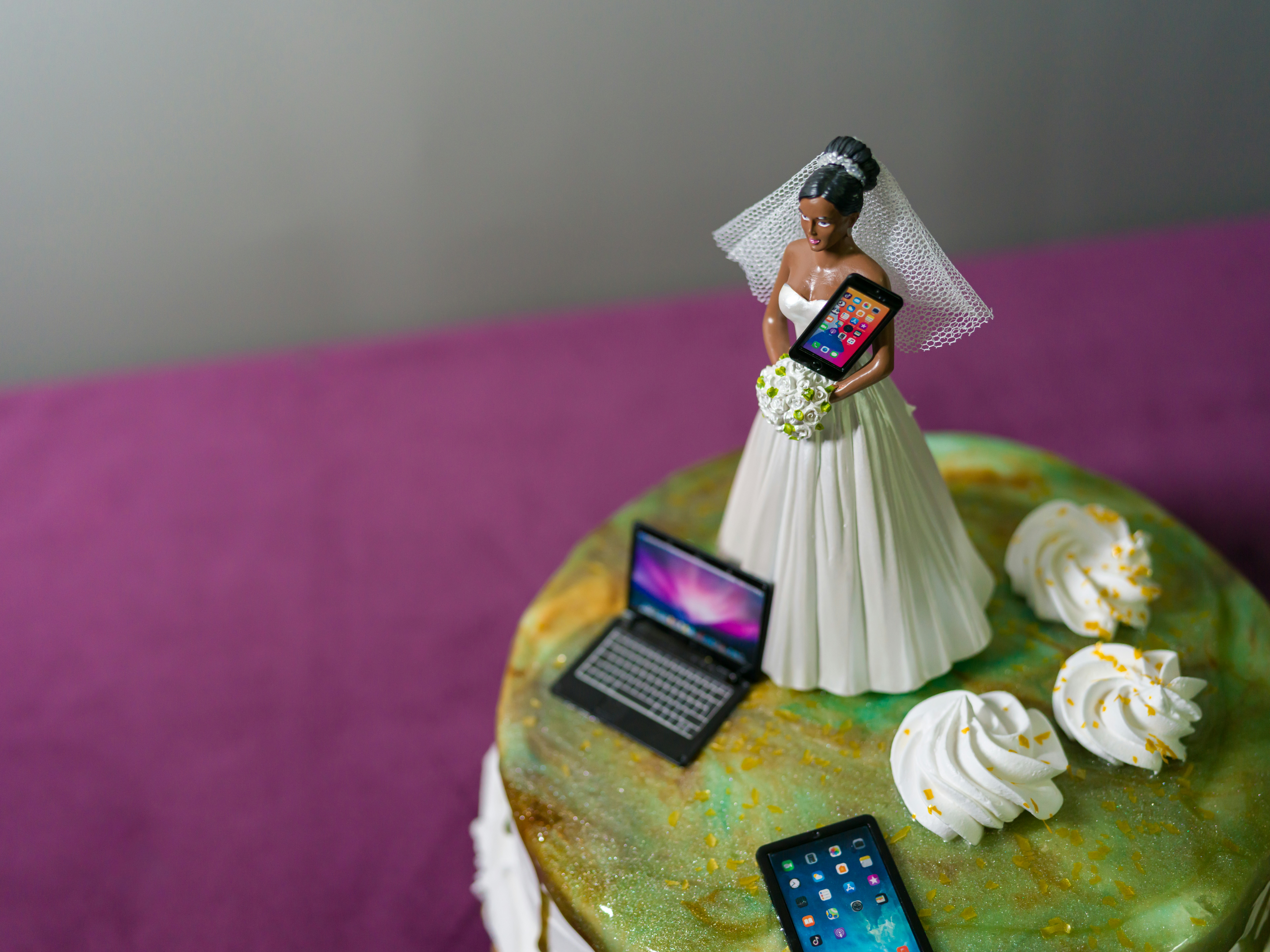 Bride cake topper holds tablet and laptop. photo – Free Cake Image on ...