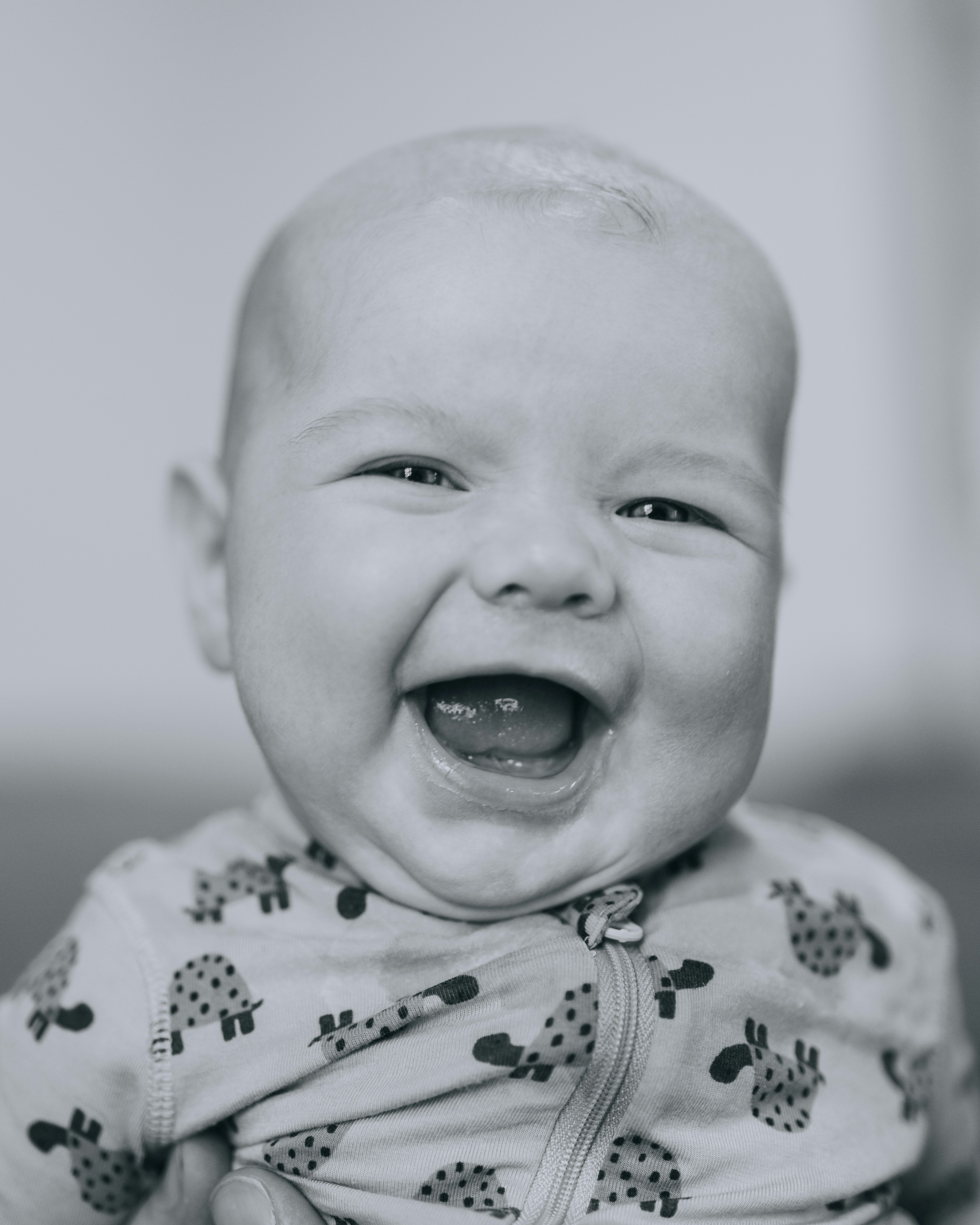 Bebé sonriente mirando directamente a la cámara. foto – Imagen de ...