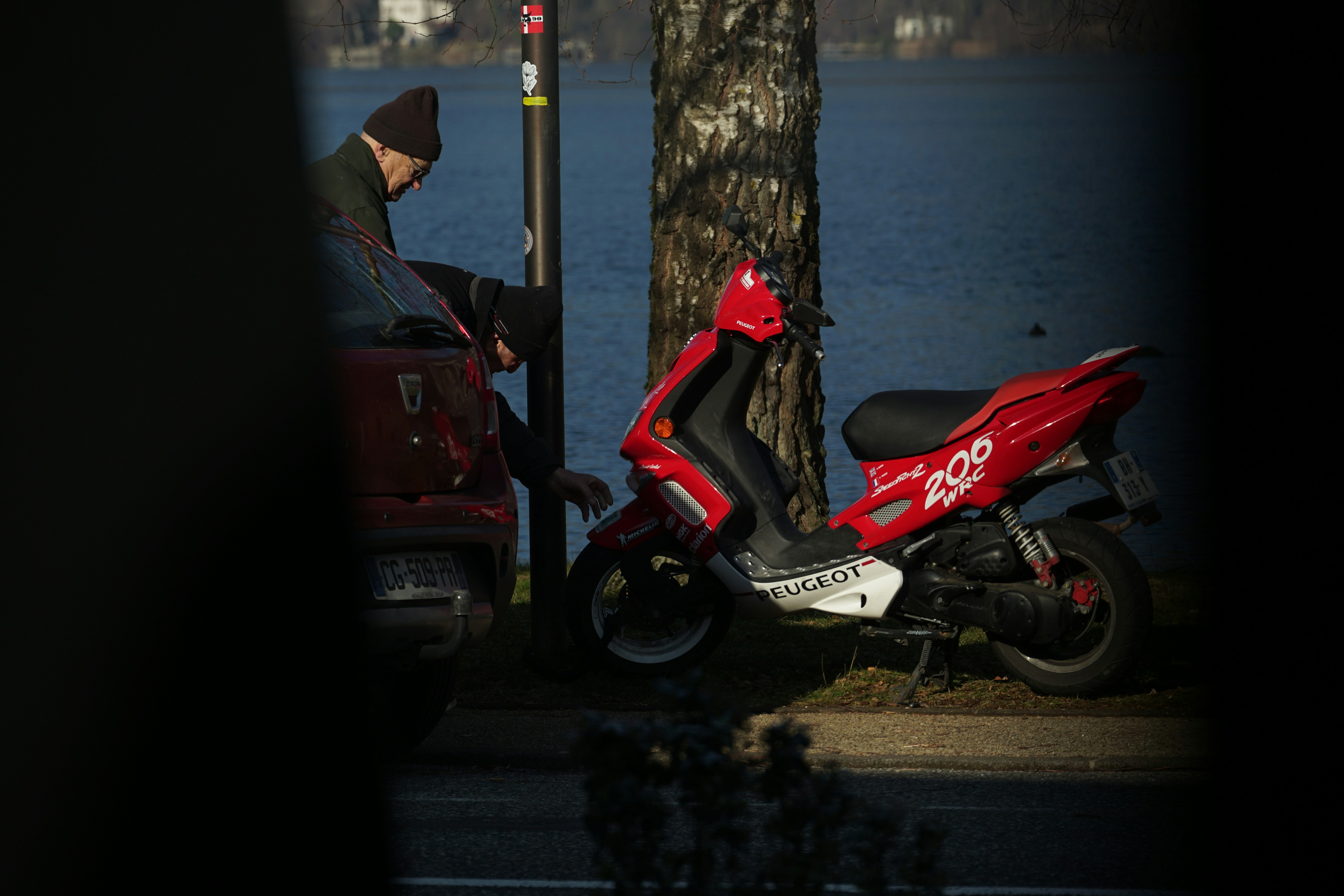 Roter Roller neben einem Baum geparkt. Foto – Kostenloses Bild zum ...