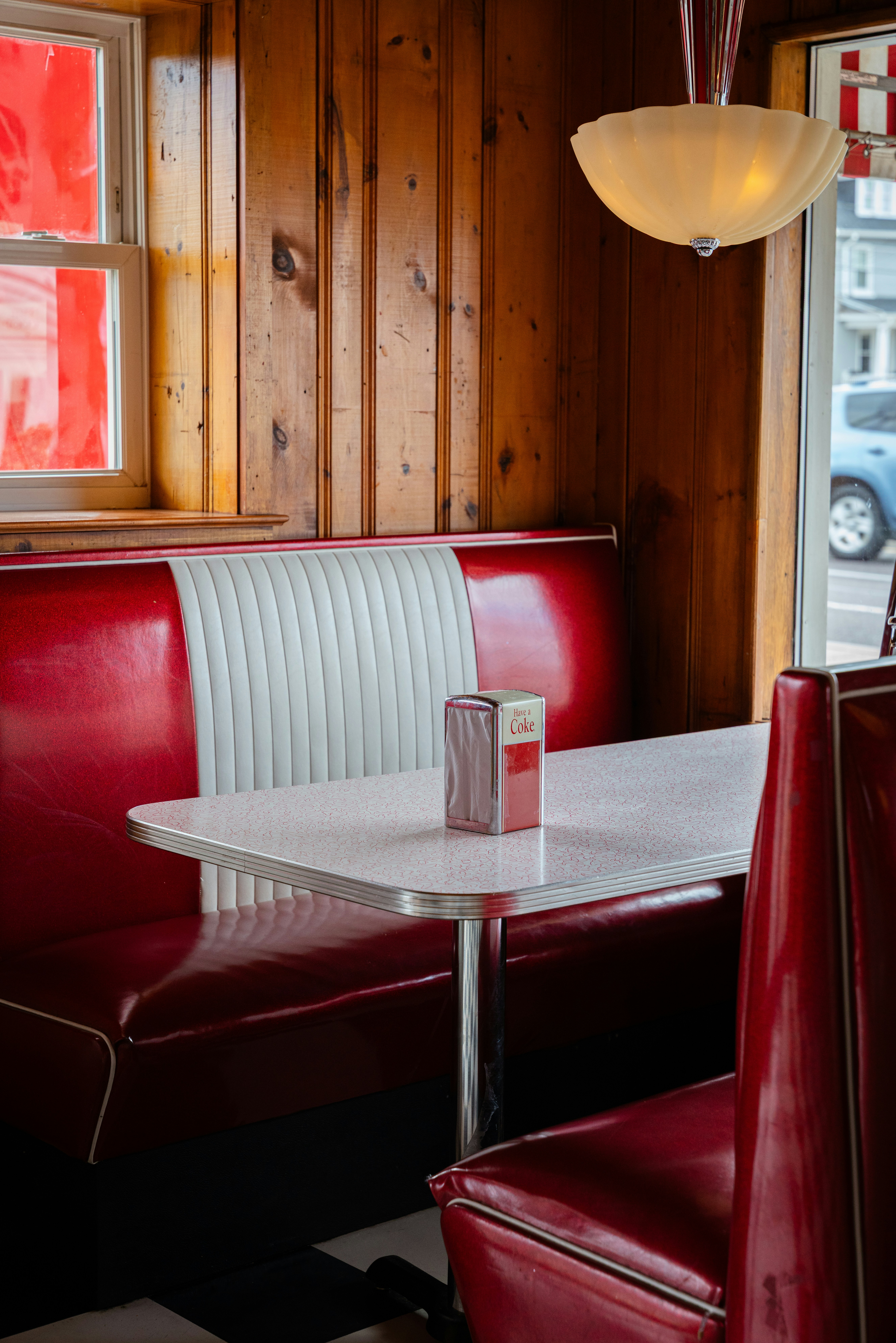 Cozy booth in an old diner restaurant. photo – Free Food Image on Unsplash