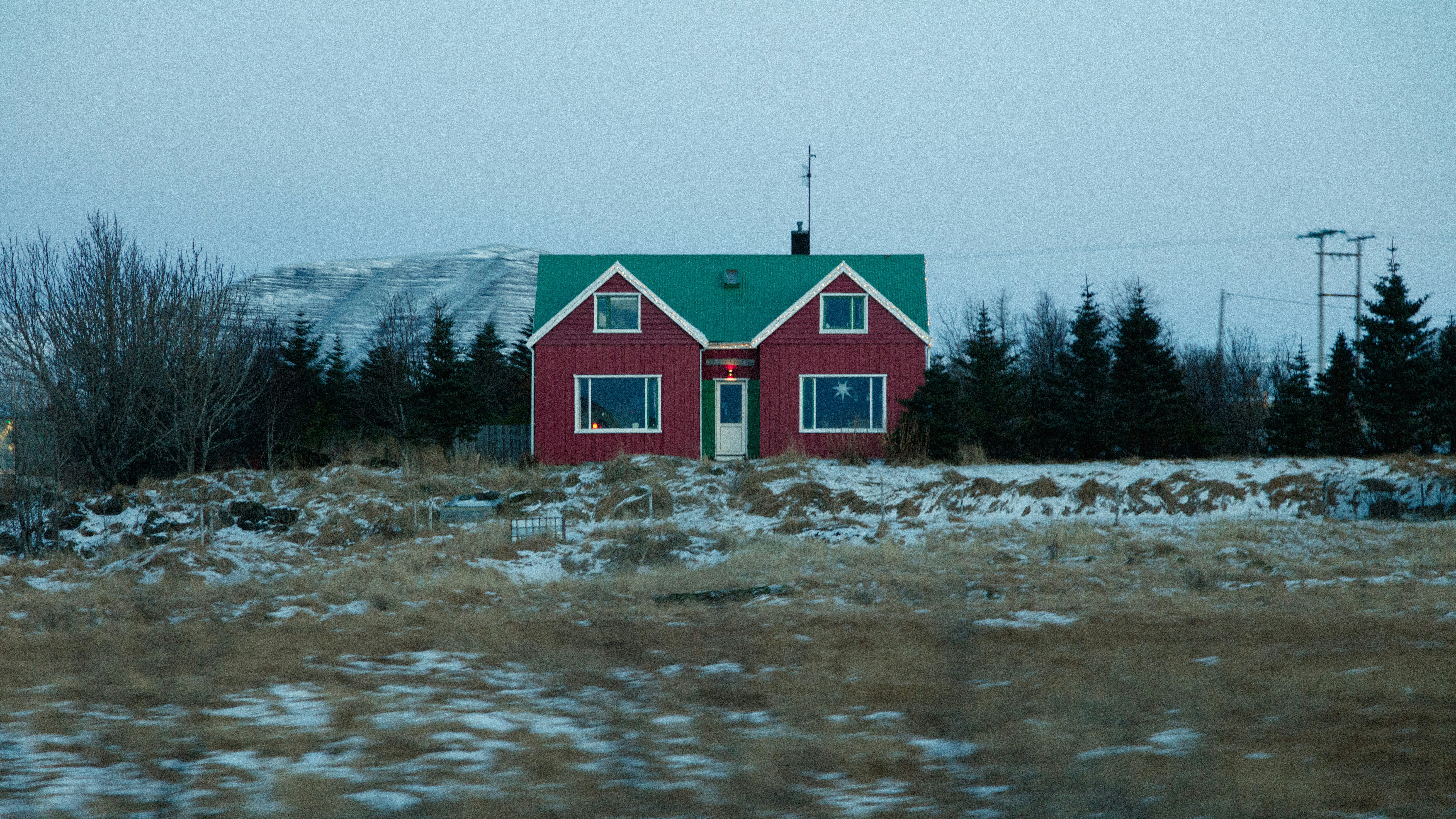 Red house sits peacefully in the winter landscape. photo – Free House ...