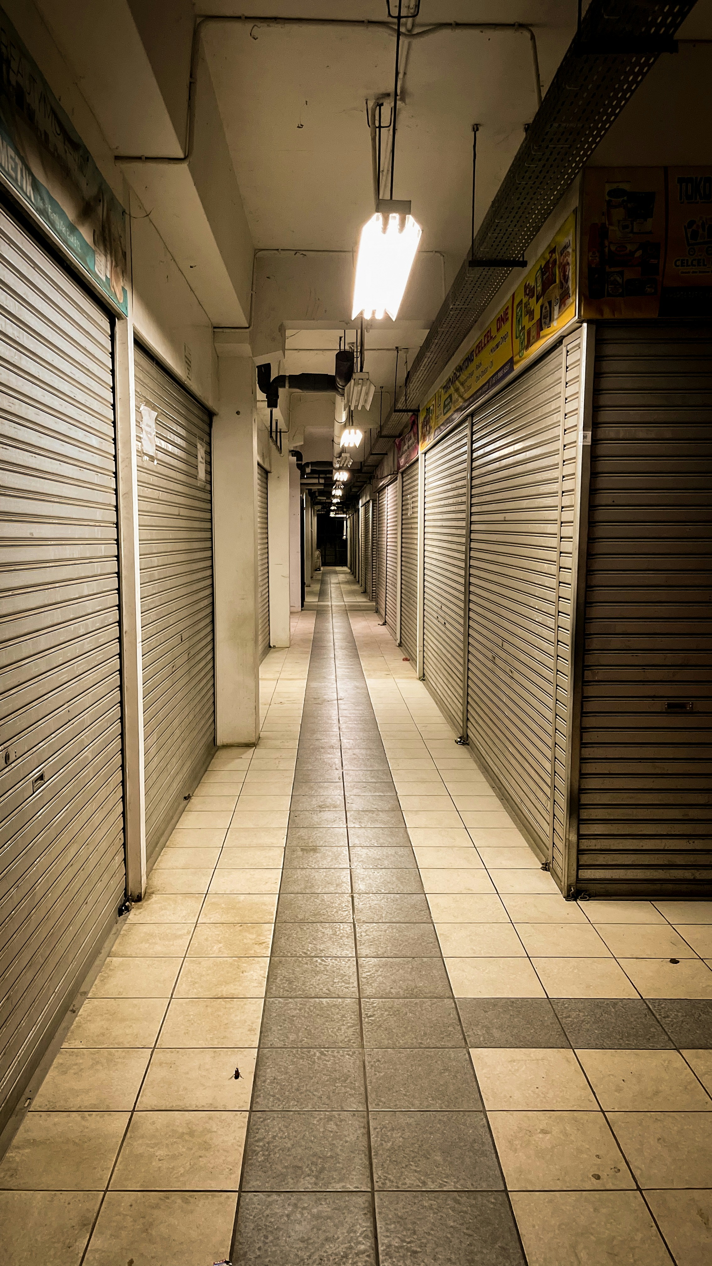 An empty corridor with closed shops. photo – Free Building Image on Unsplash