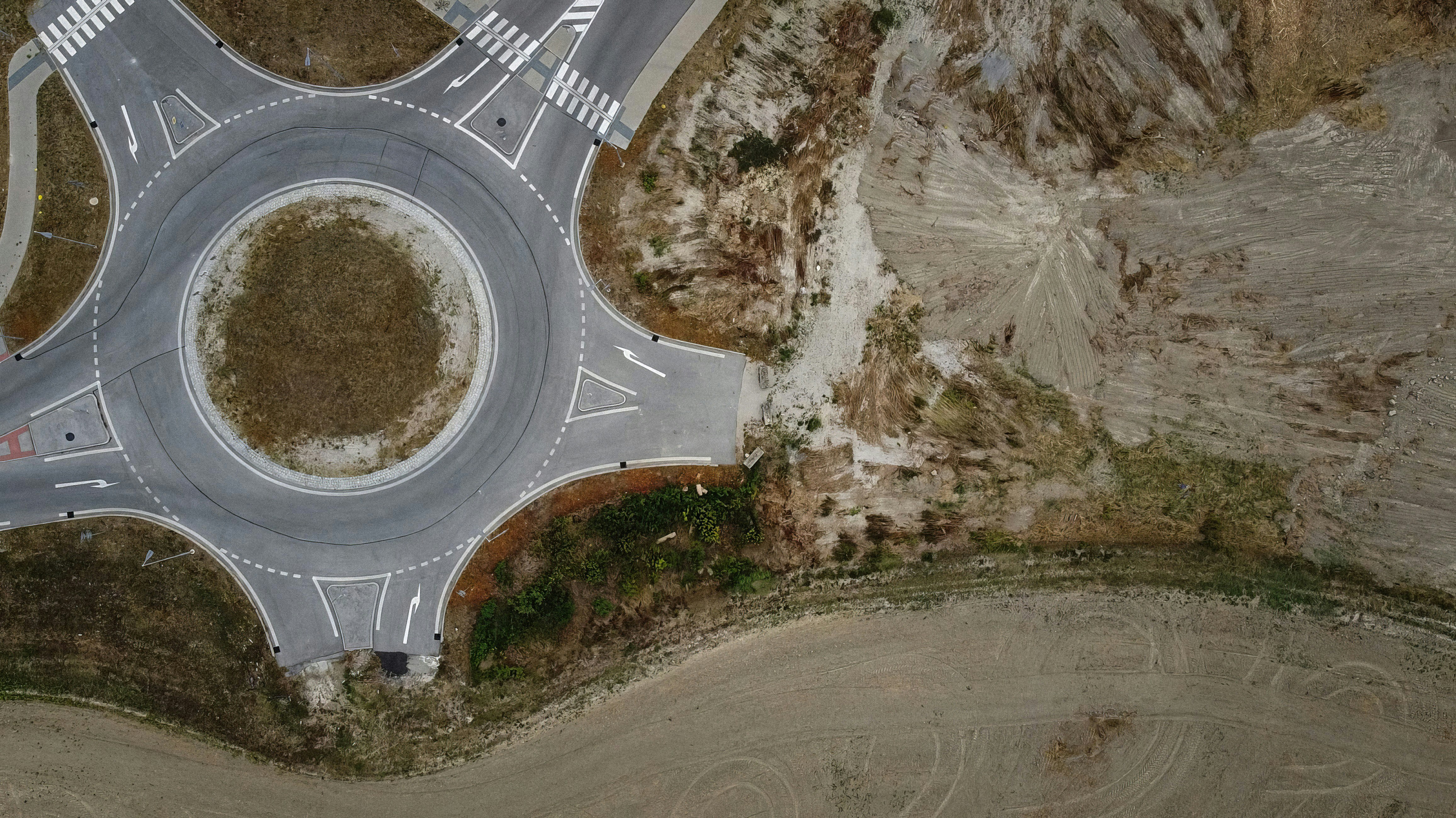 Vista aérea de una rotonda y tierra. foto – Imagen de Camino gratuita ...