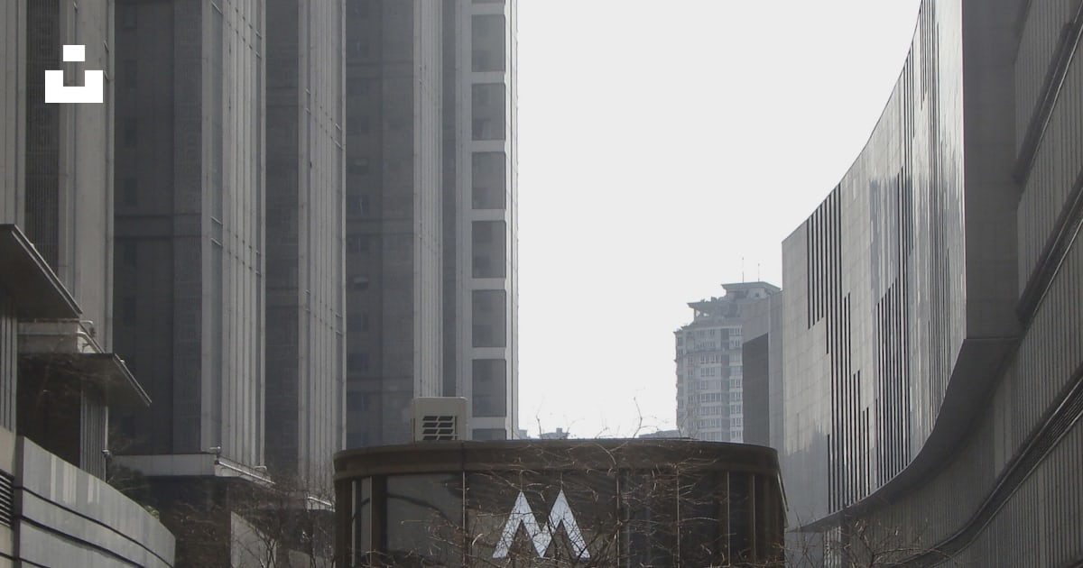도시 도시의 고층 빌딩과 쇼핑몰 사진 Unsplash의 무료 건물 이미지