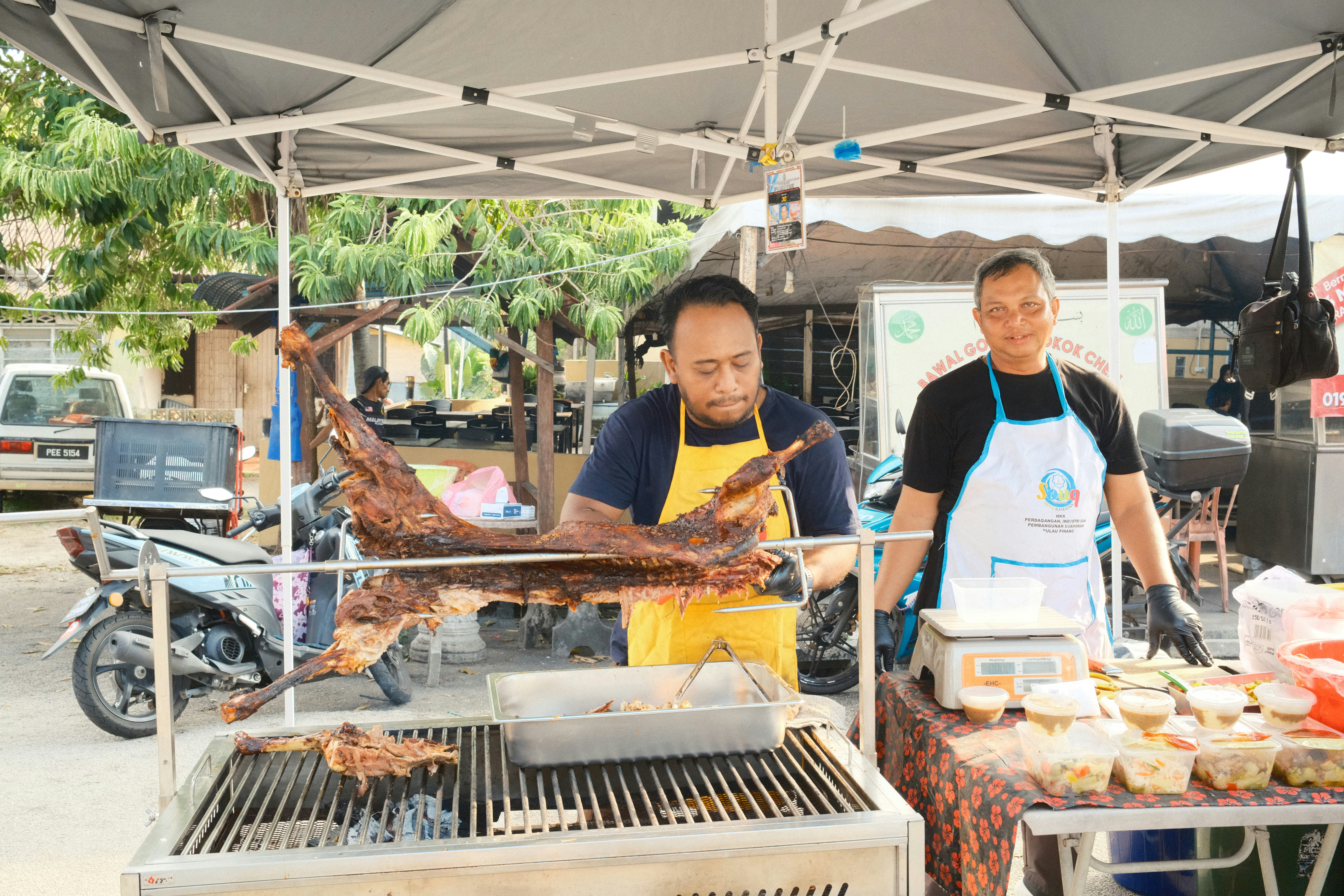 Men roast a whole animal on a spit. photo – Free Car Image on Unsplash