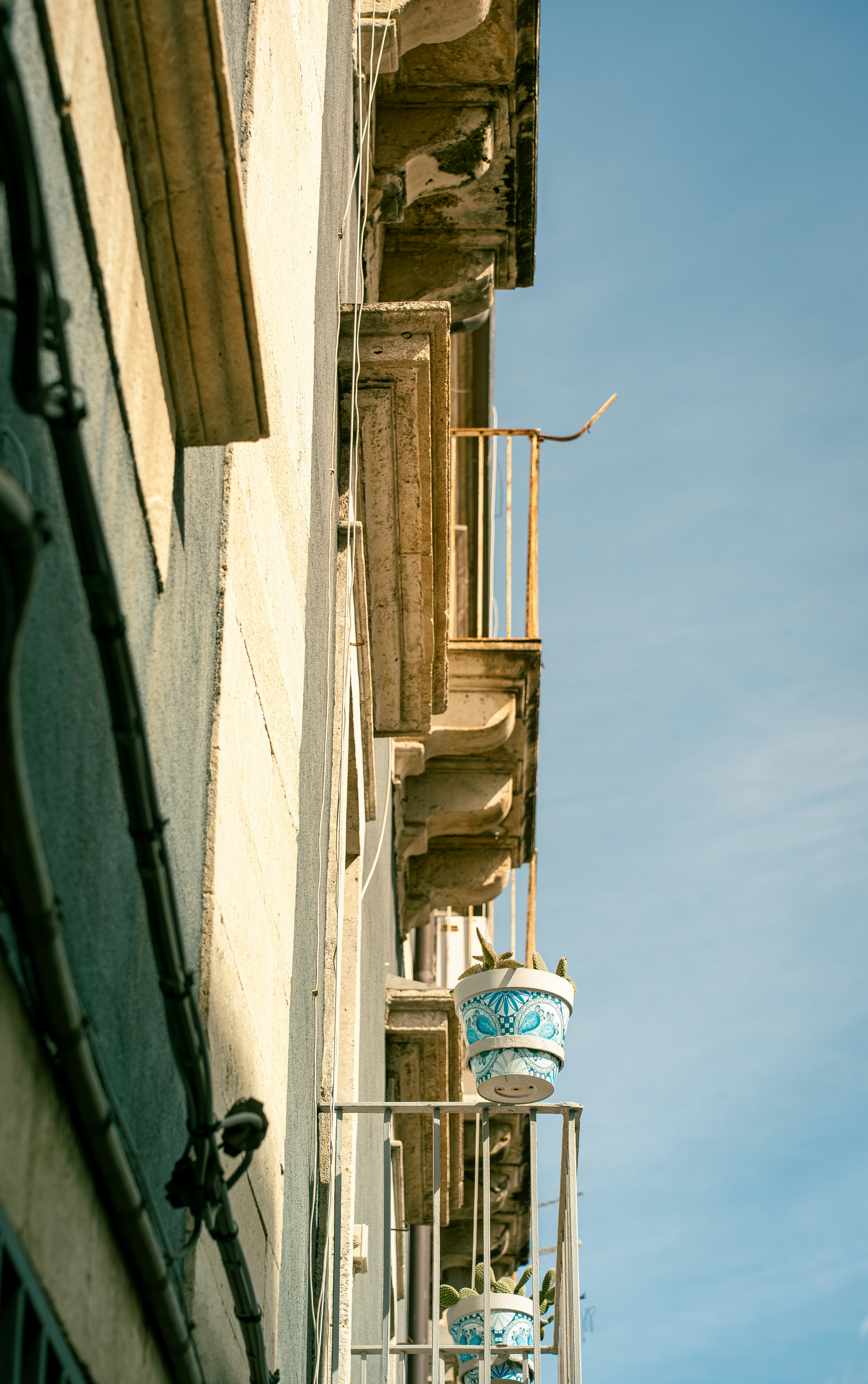 Balcones con macetas adornan el edificio. foto – Imagen de Flor ...