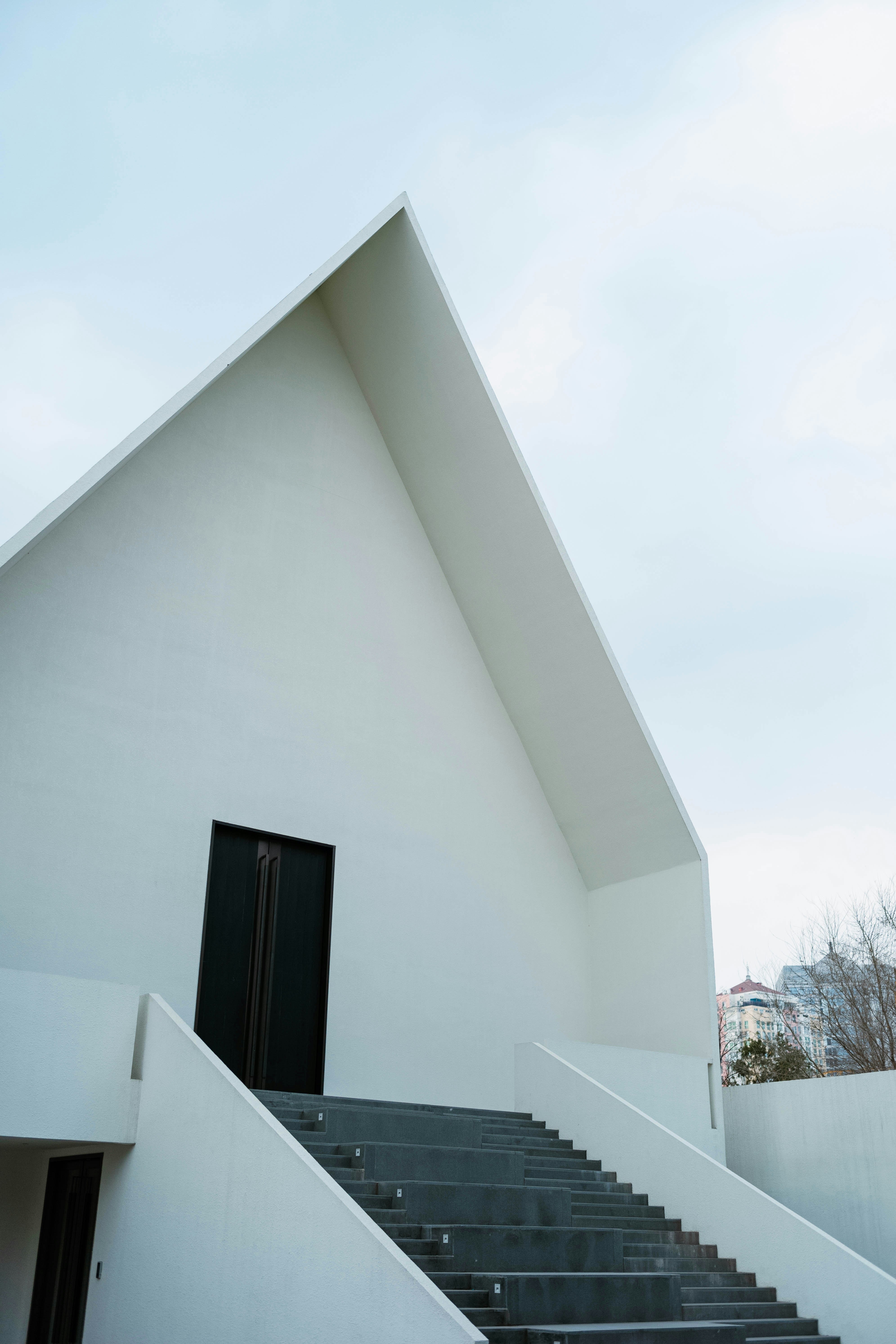 Edificio moderno con techo triangular y escaleras. foto – Imagen de ...