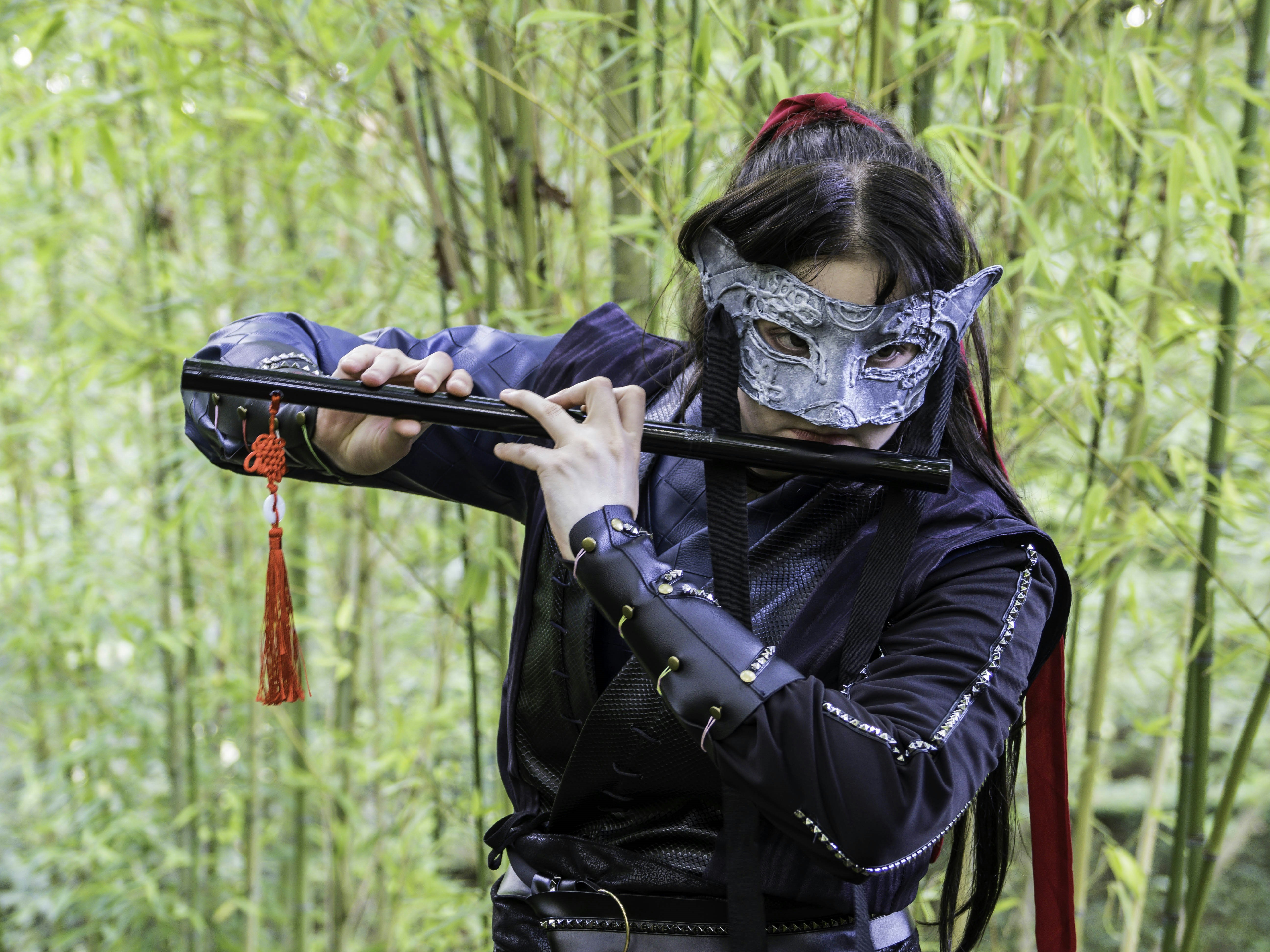 A person in a mask plays a flute. photo – Free Girl Image on Unsplash