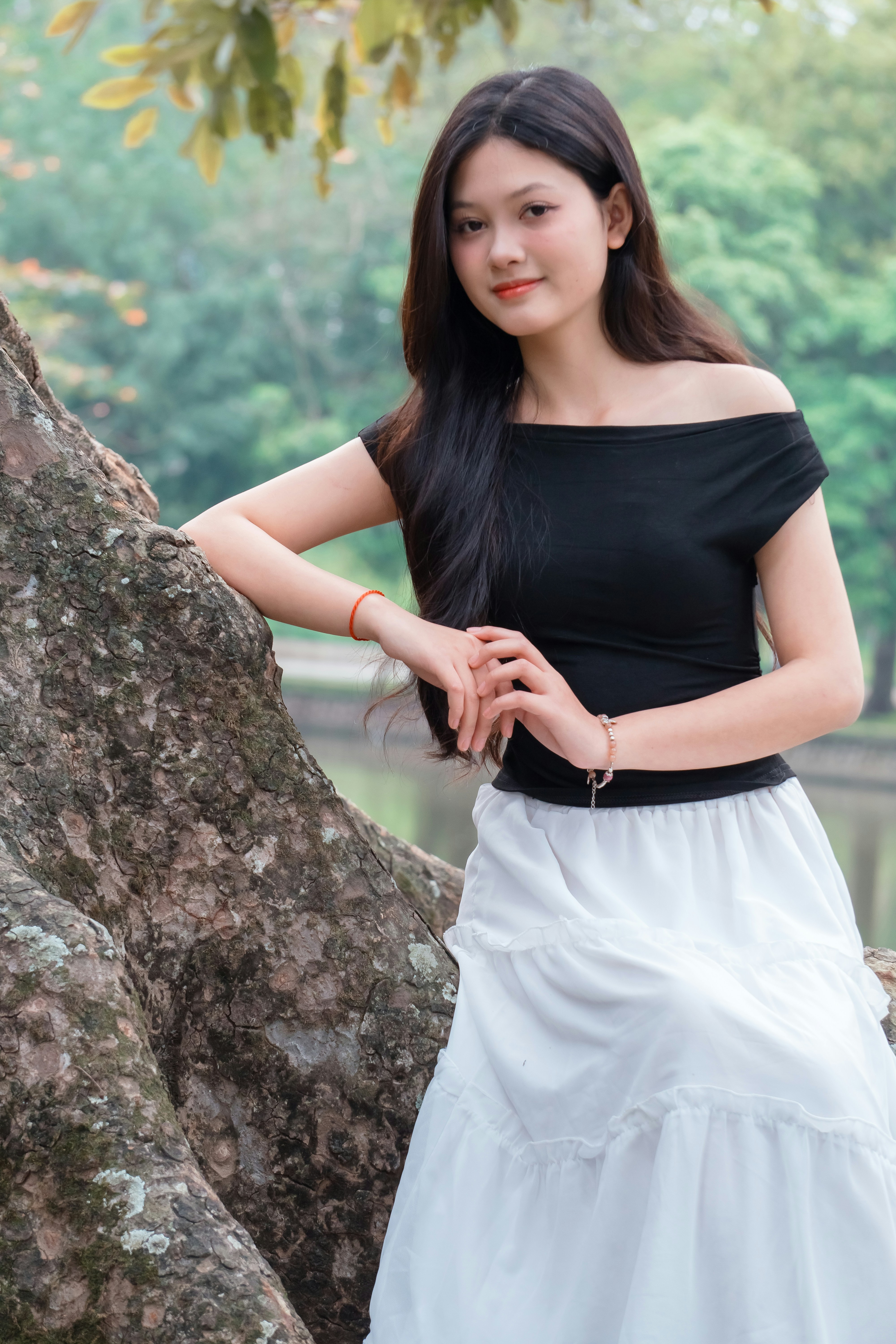 Beautiful woman poses by a large tree. photo – Free Woman Image on Unsplash