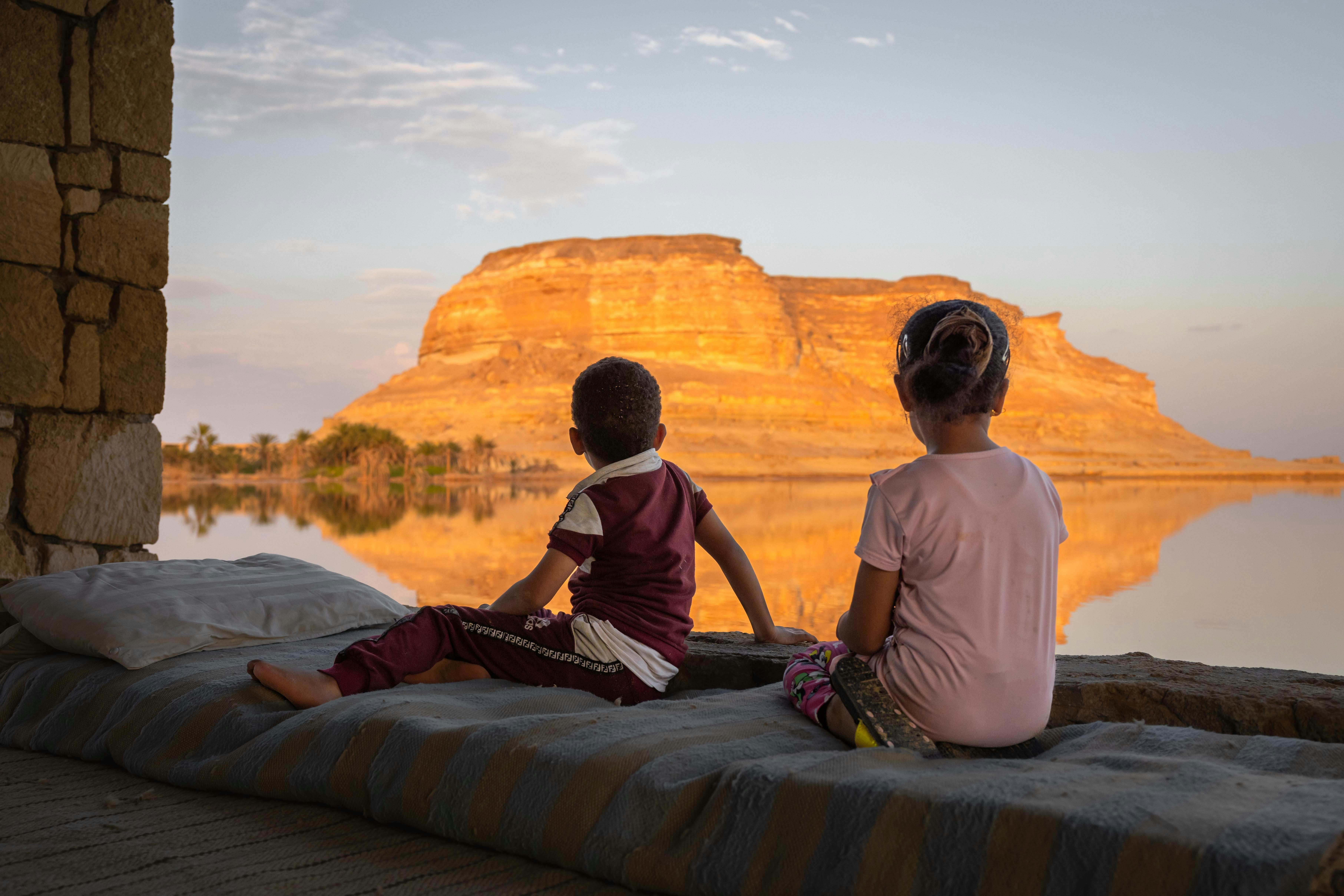 Two kids watching a beautiful sunset. photo – Free Girl Image on Unsplash