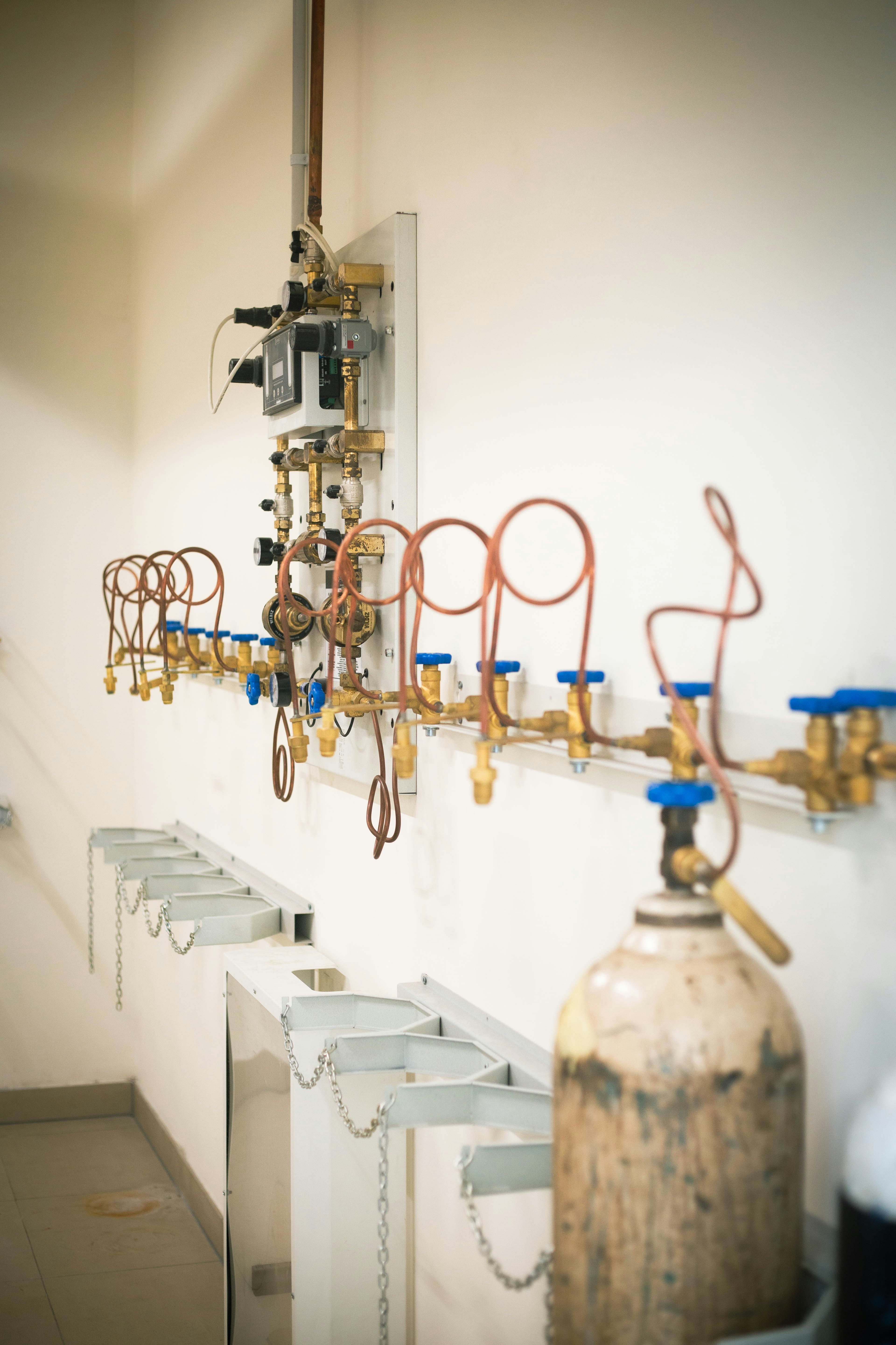 Foto Saluran pasokan gas medis dan peralatan ditampilkan. – Gambar ...