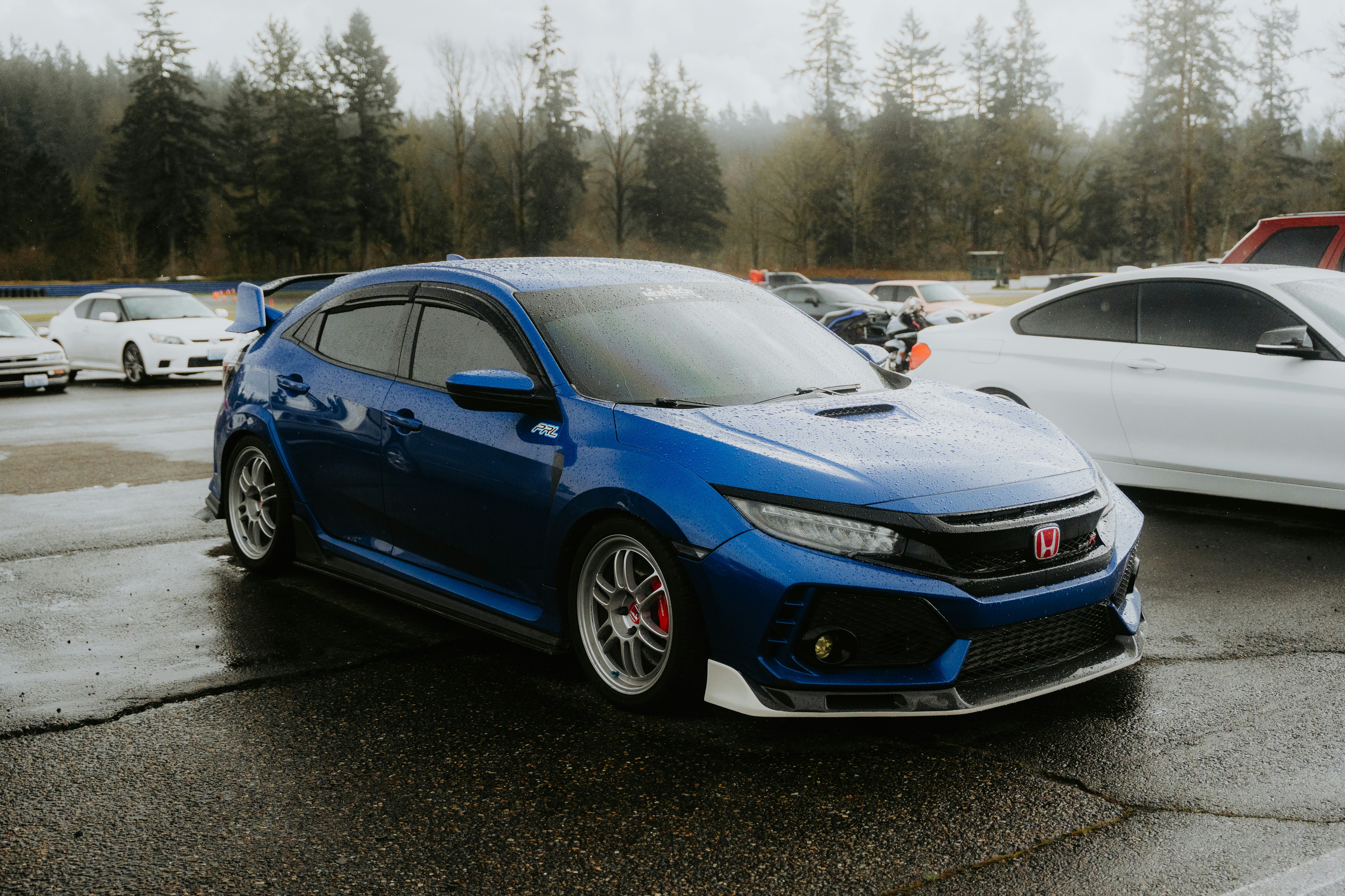 A blue honda civic type r is parked. photo – Free Car Image on Unsplash