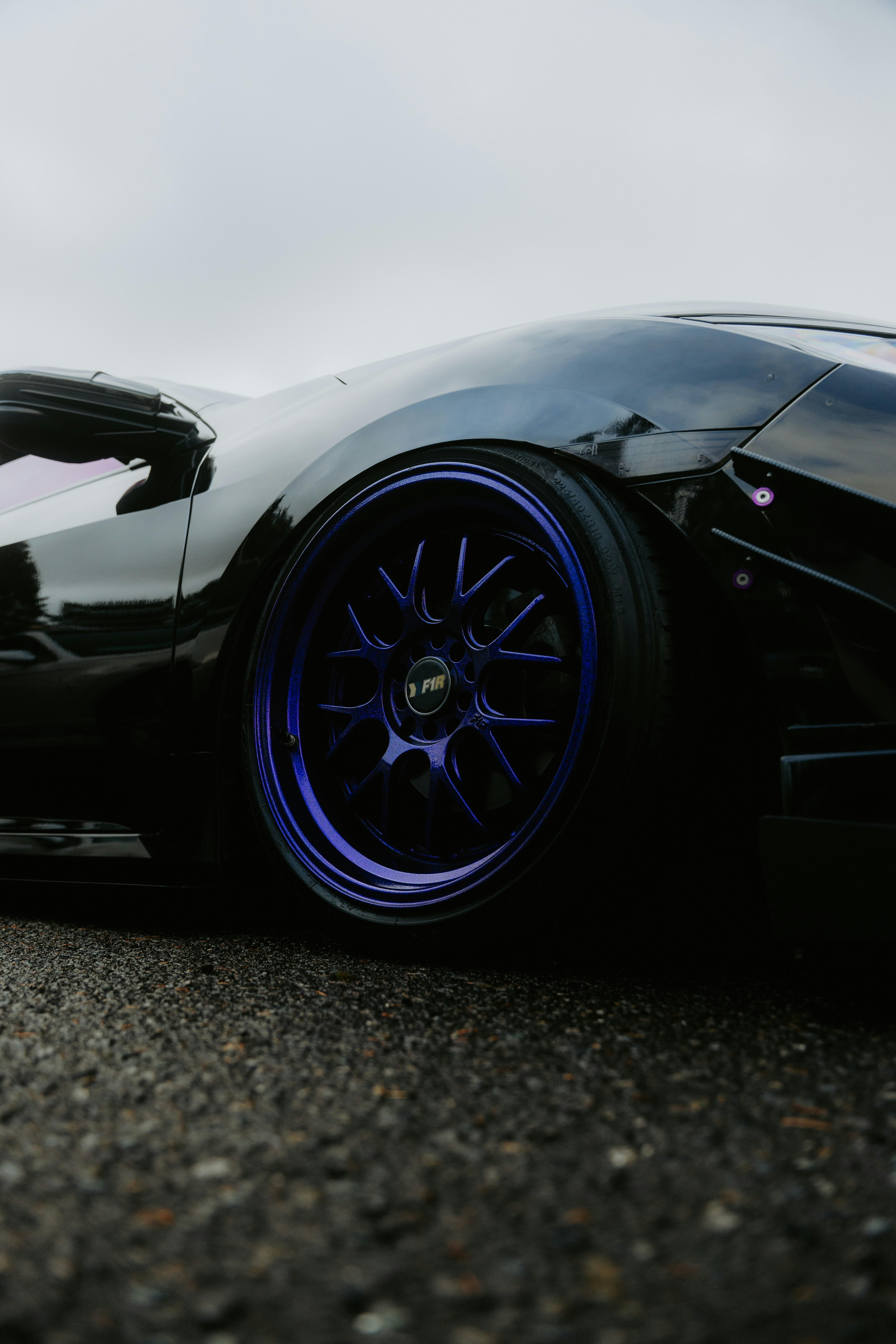 Nahaufnahme eines glänzenden Autos mit blauen Rädern. Foto ...