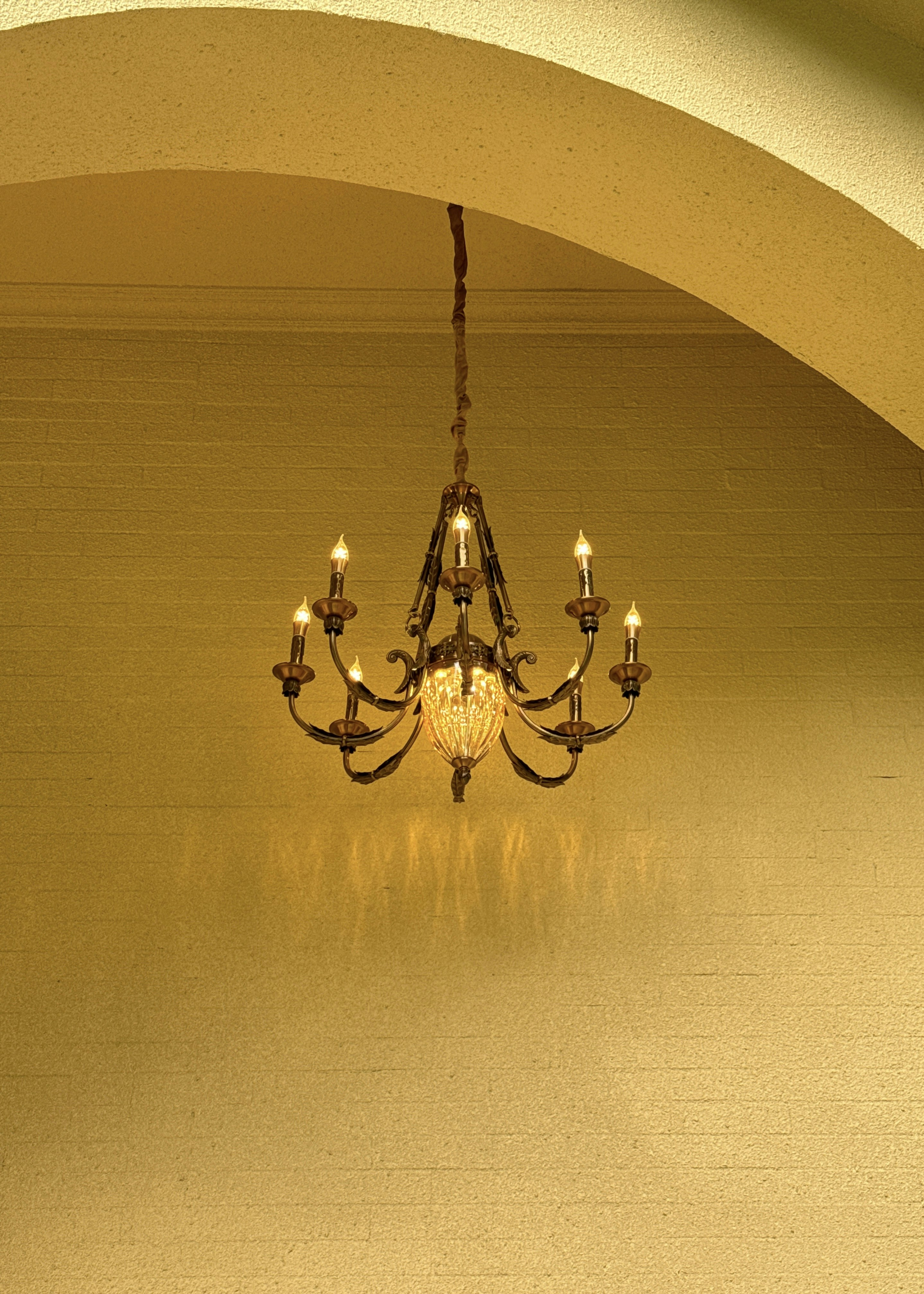 Un candelabro cuelga de un arco de oro. foto – Imagen de Luz gratuita ...