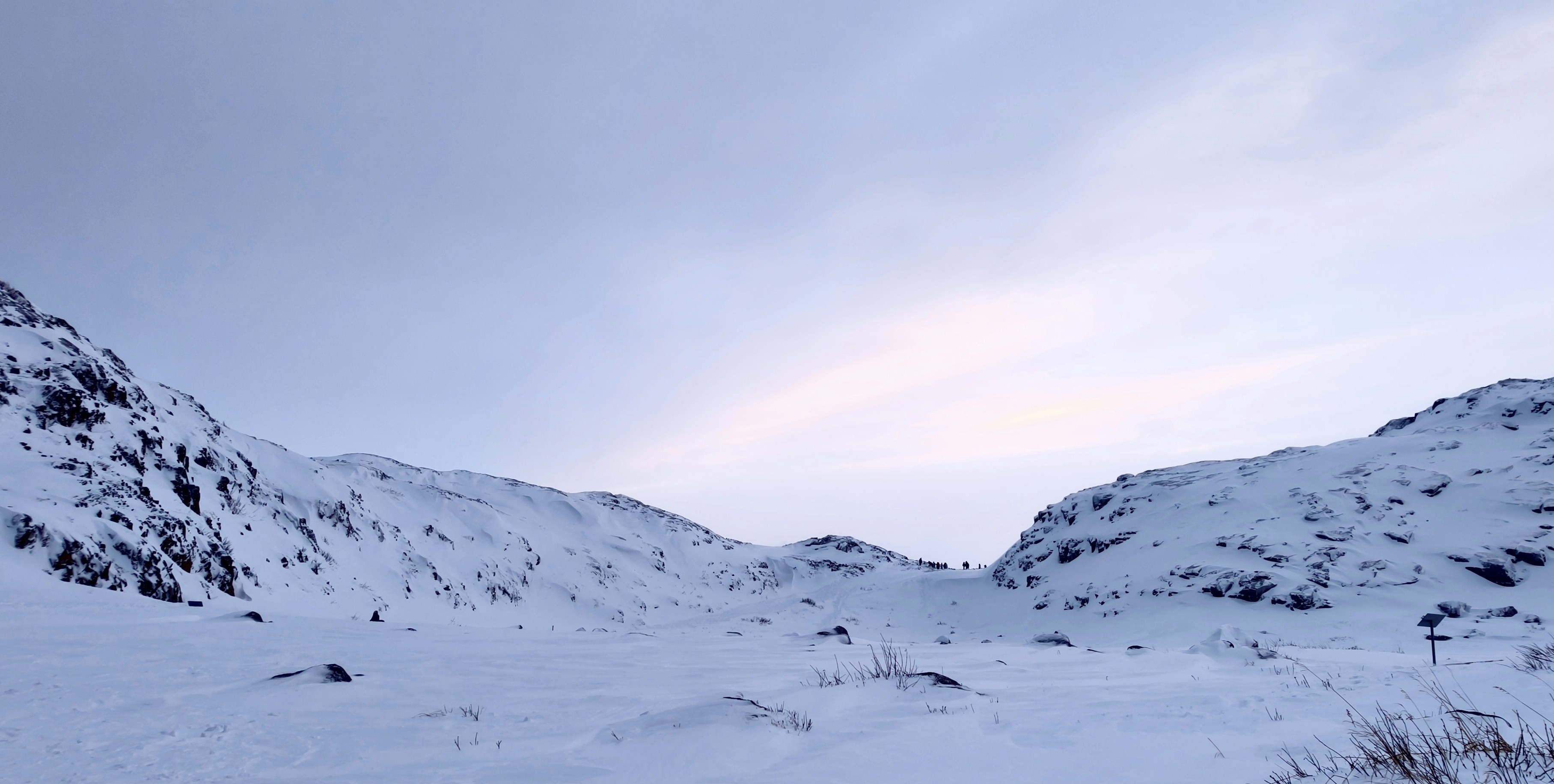 Snow-covered mountains under a pale, cloudy sky. photo – Free Snow ...