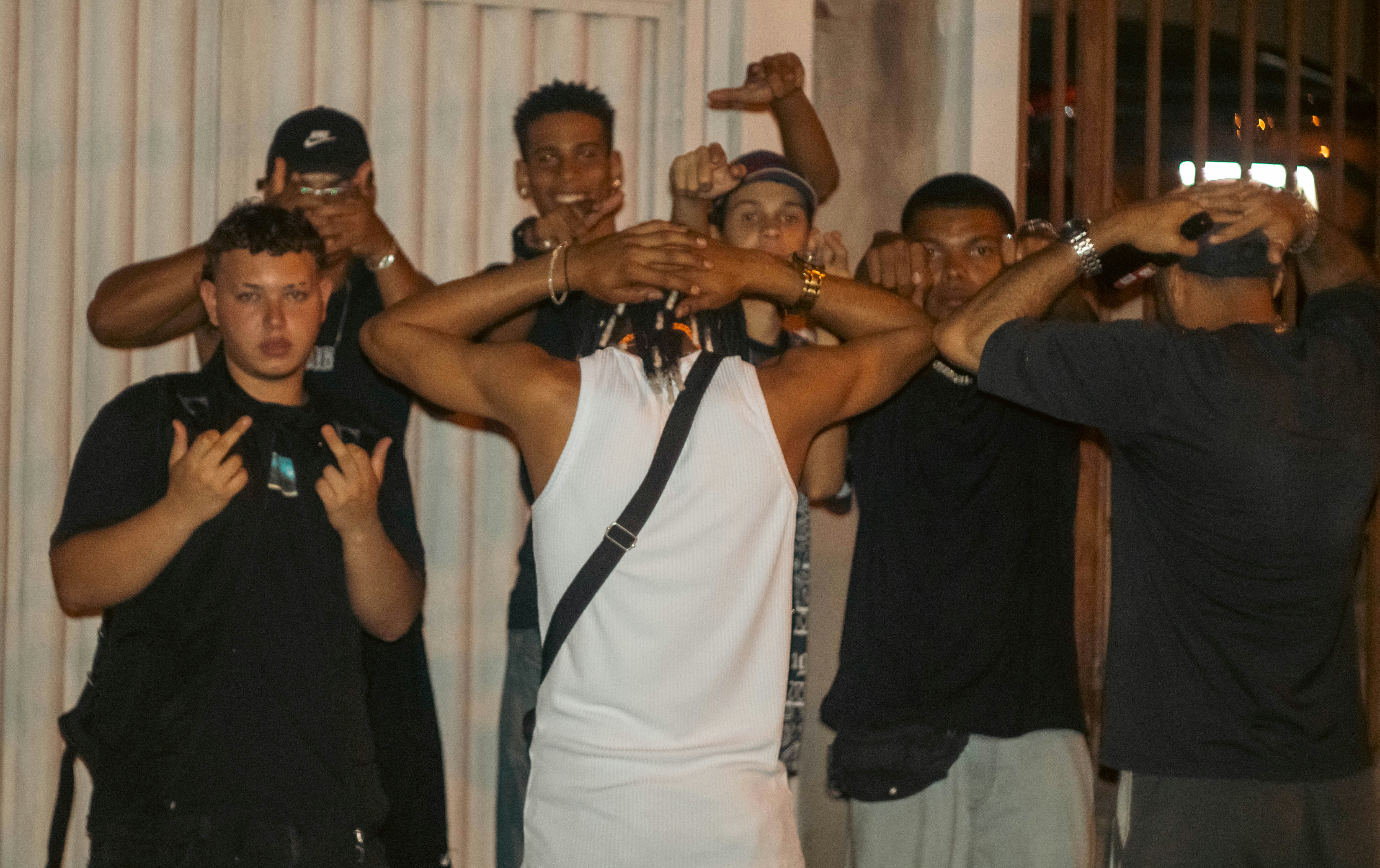 A group of men are posing together. photo – Free Woman Image on Unsplash