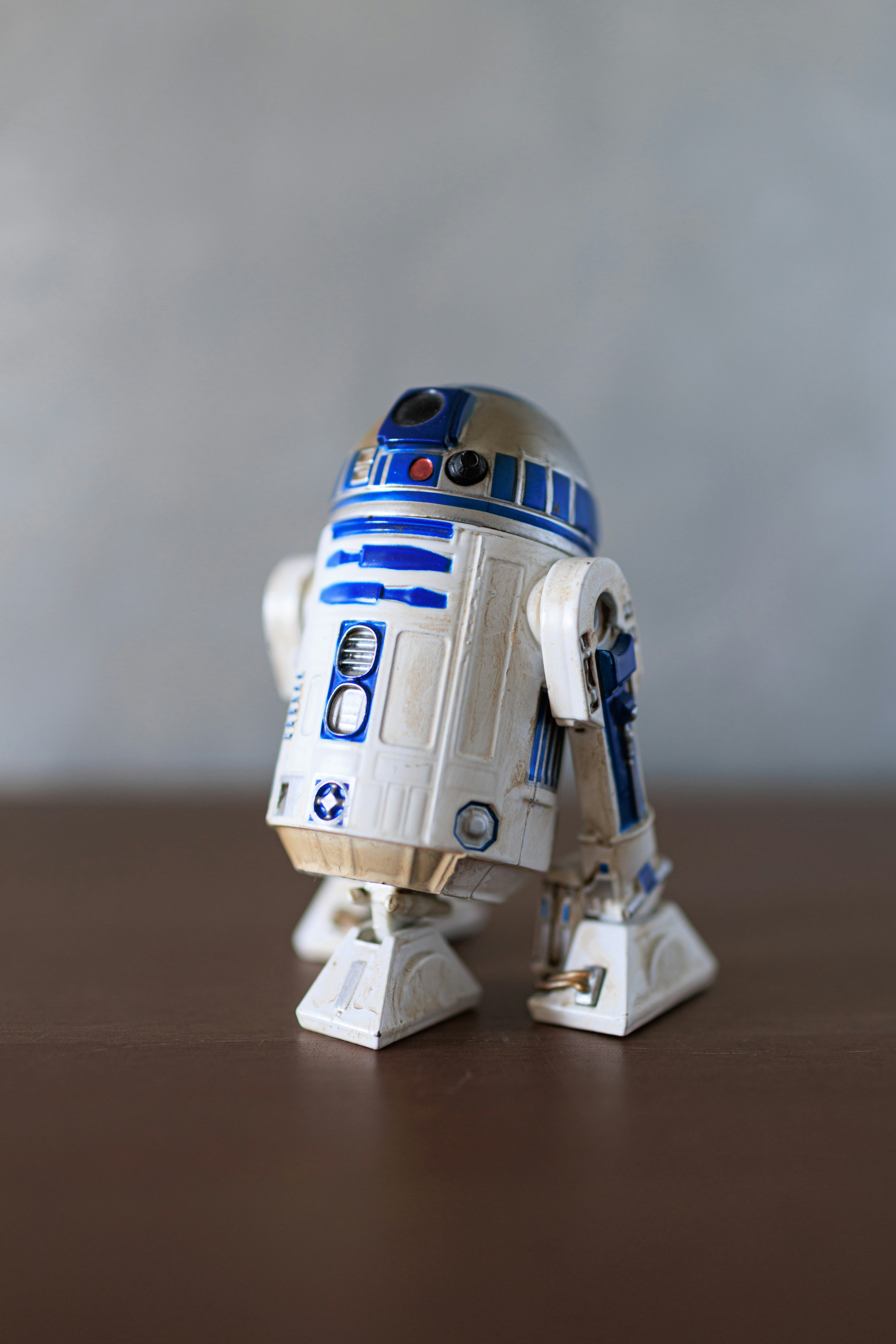 Voici une légende : r2-d2 de Star Wars debout sur une table. photo ...