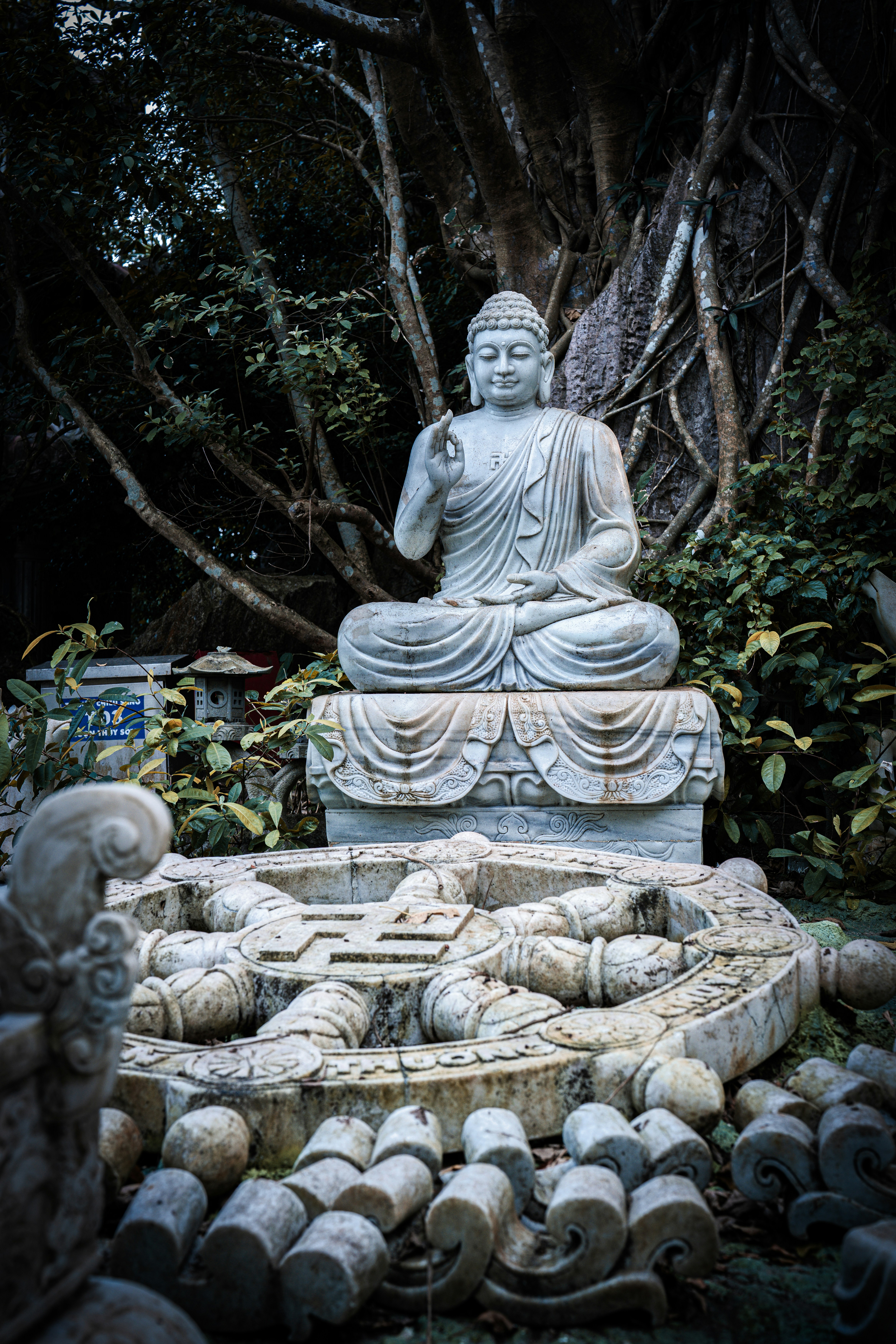 La estatua de Buda se encuentra tranquilamente en medio de una ...
