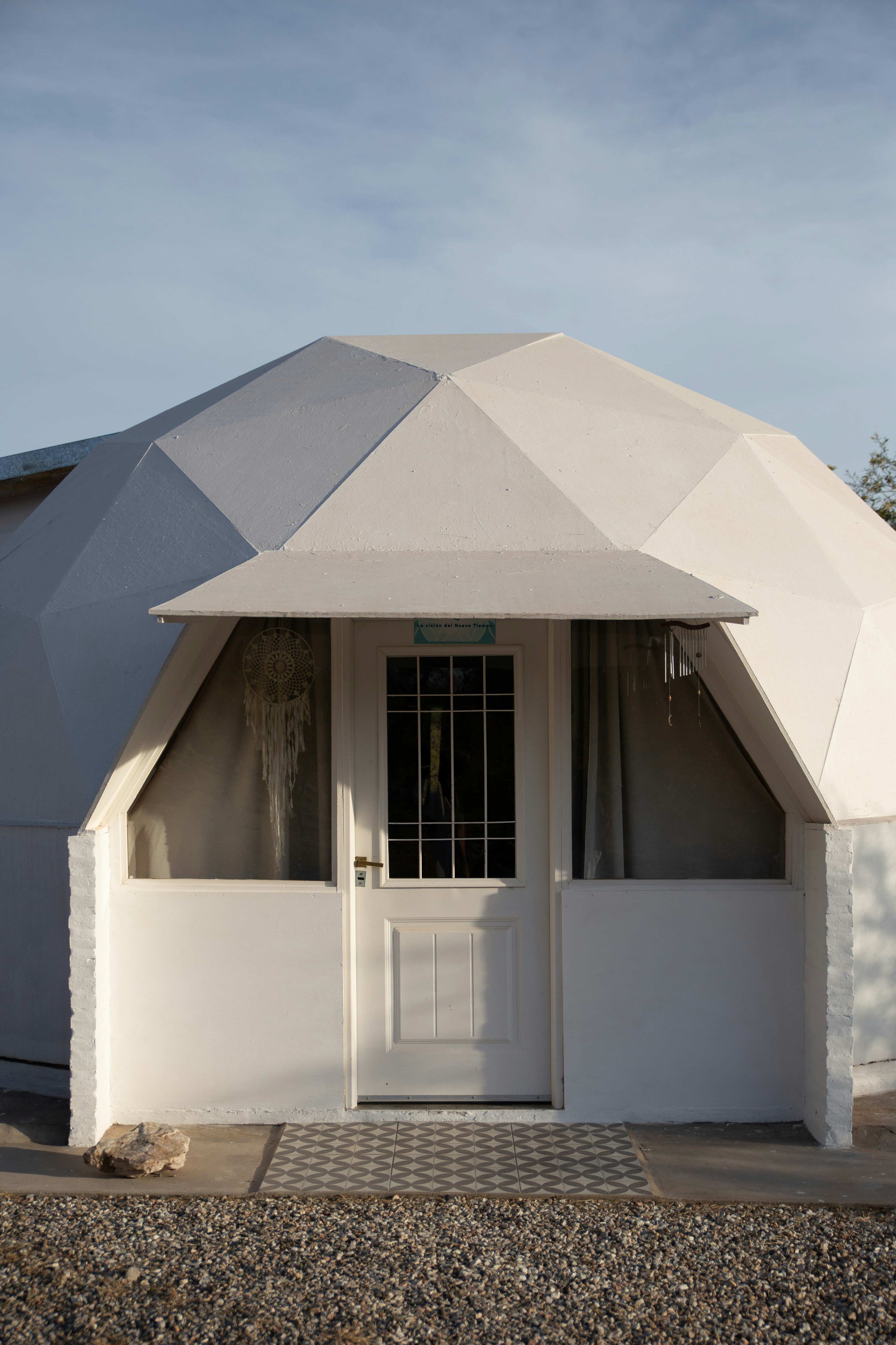 White geodesic dome structure with an entrance. photo – Free House ...