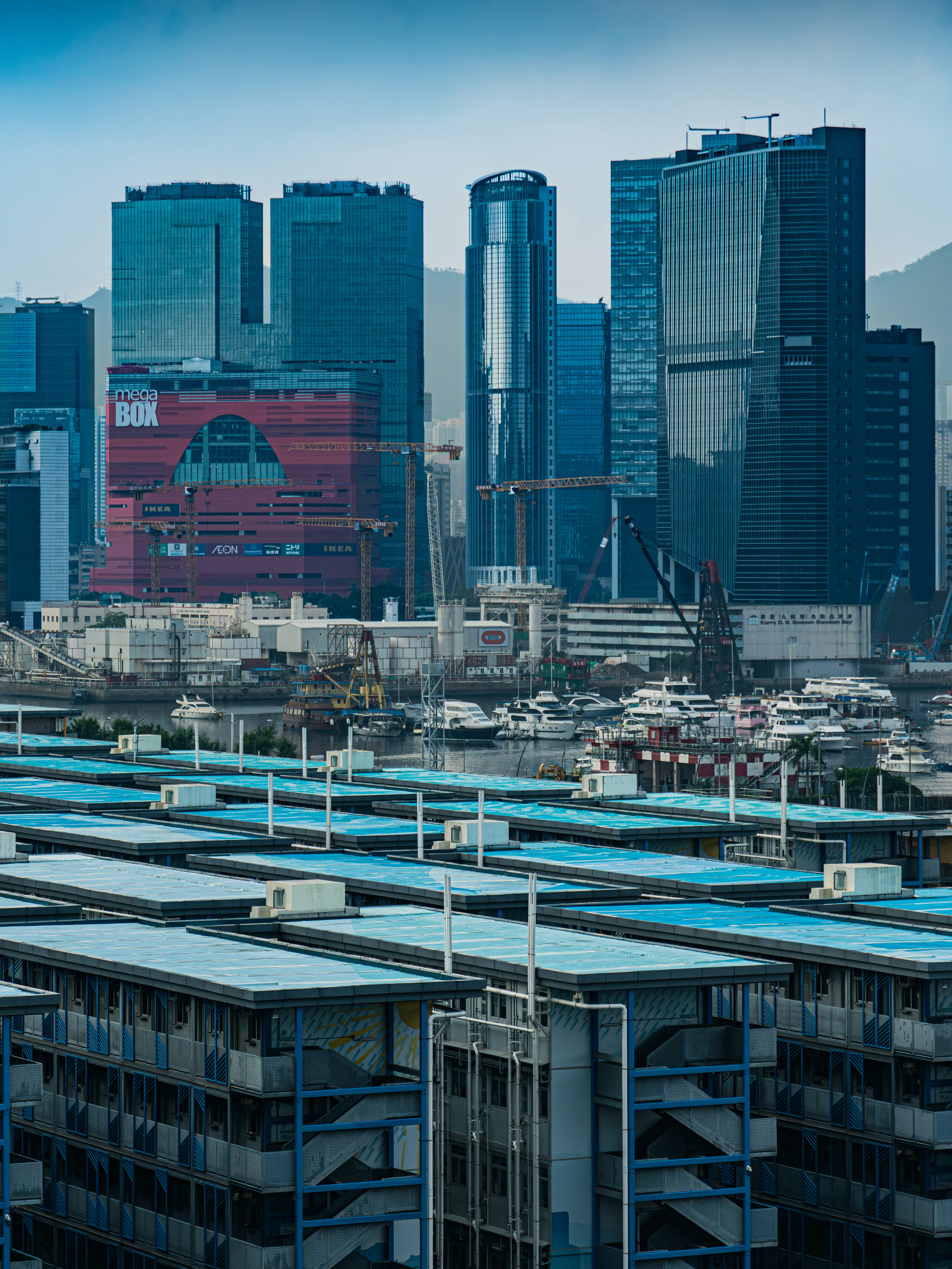 Skyscrapers and buildings overlook a harbor. photo – Free Building ...