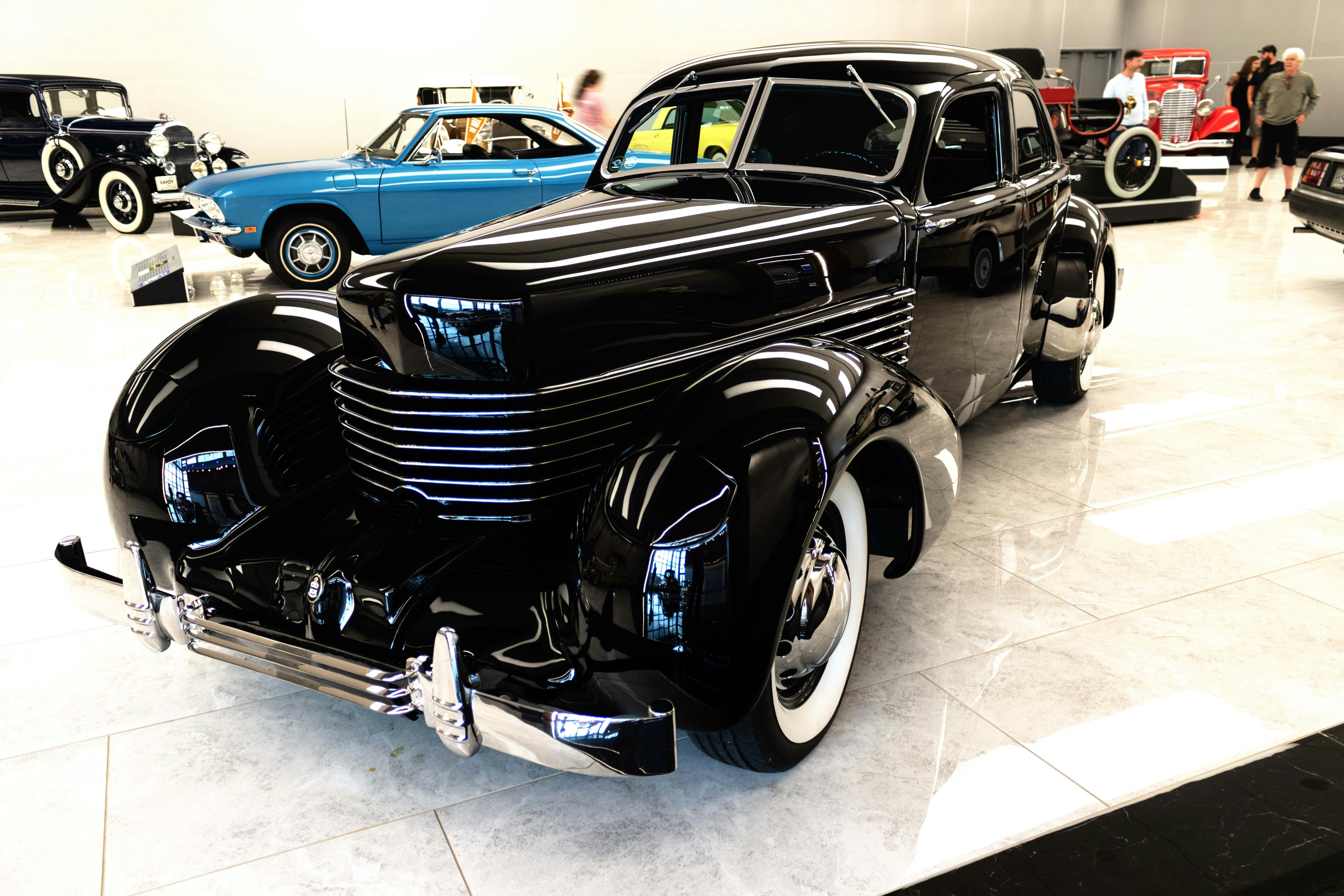 Se exhibe un automóvil negro clásico y brillante. foto – Imagen de ...