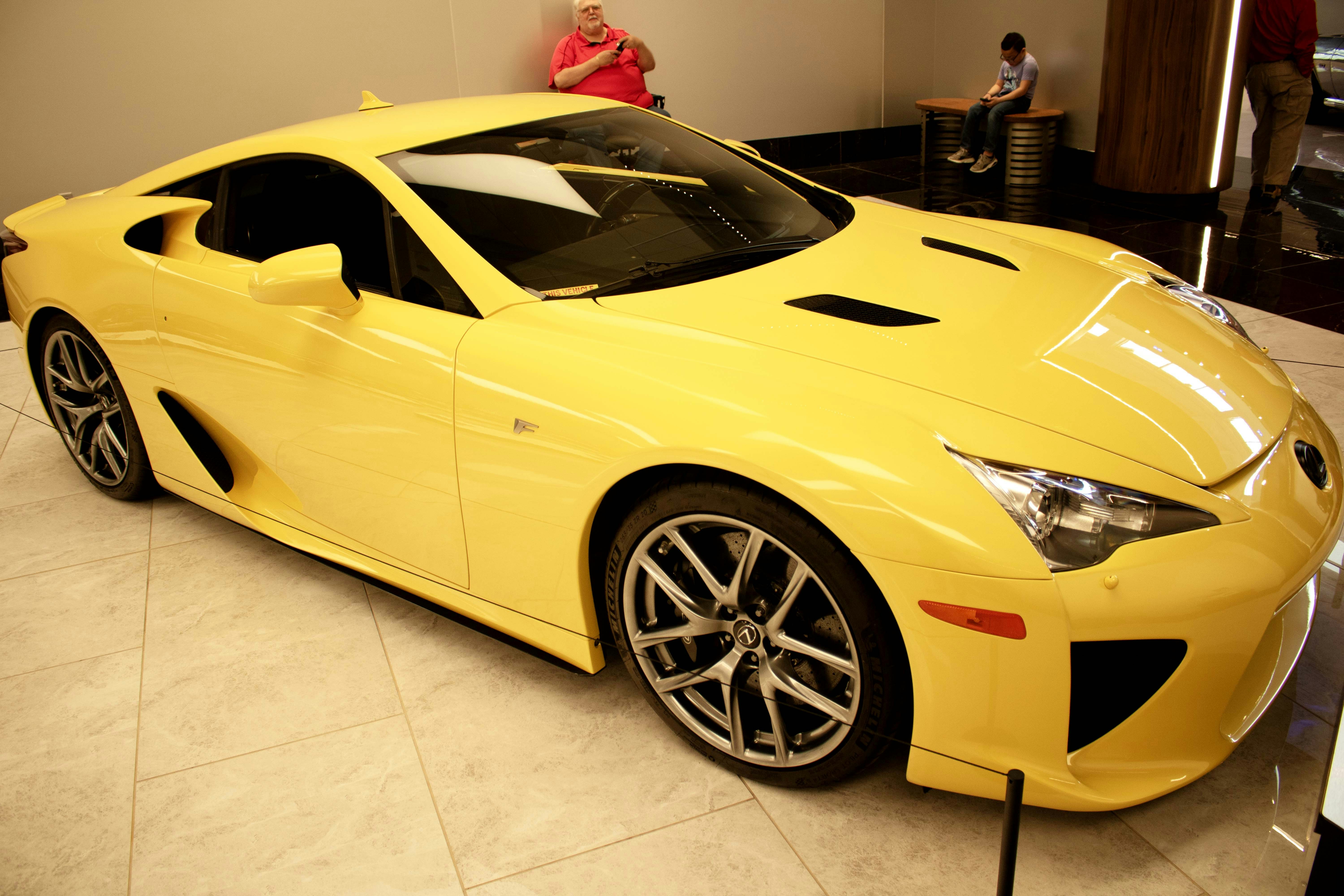 Se exhibe un lexus lfa amarillo brillante. foto – Imagen de Coche ...