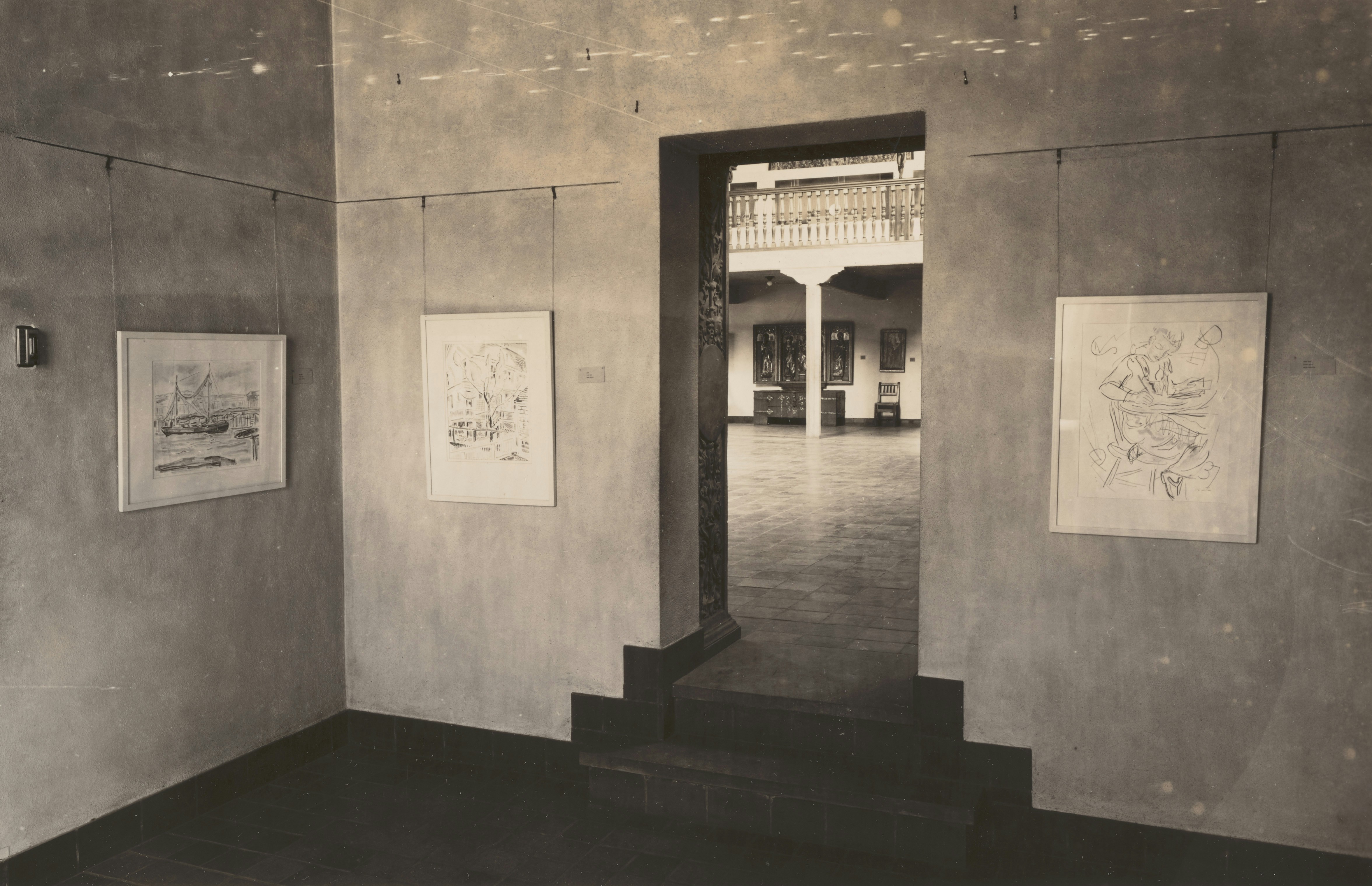 Gallery room with artwork and an open doorway. photo – Free Building ...