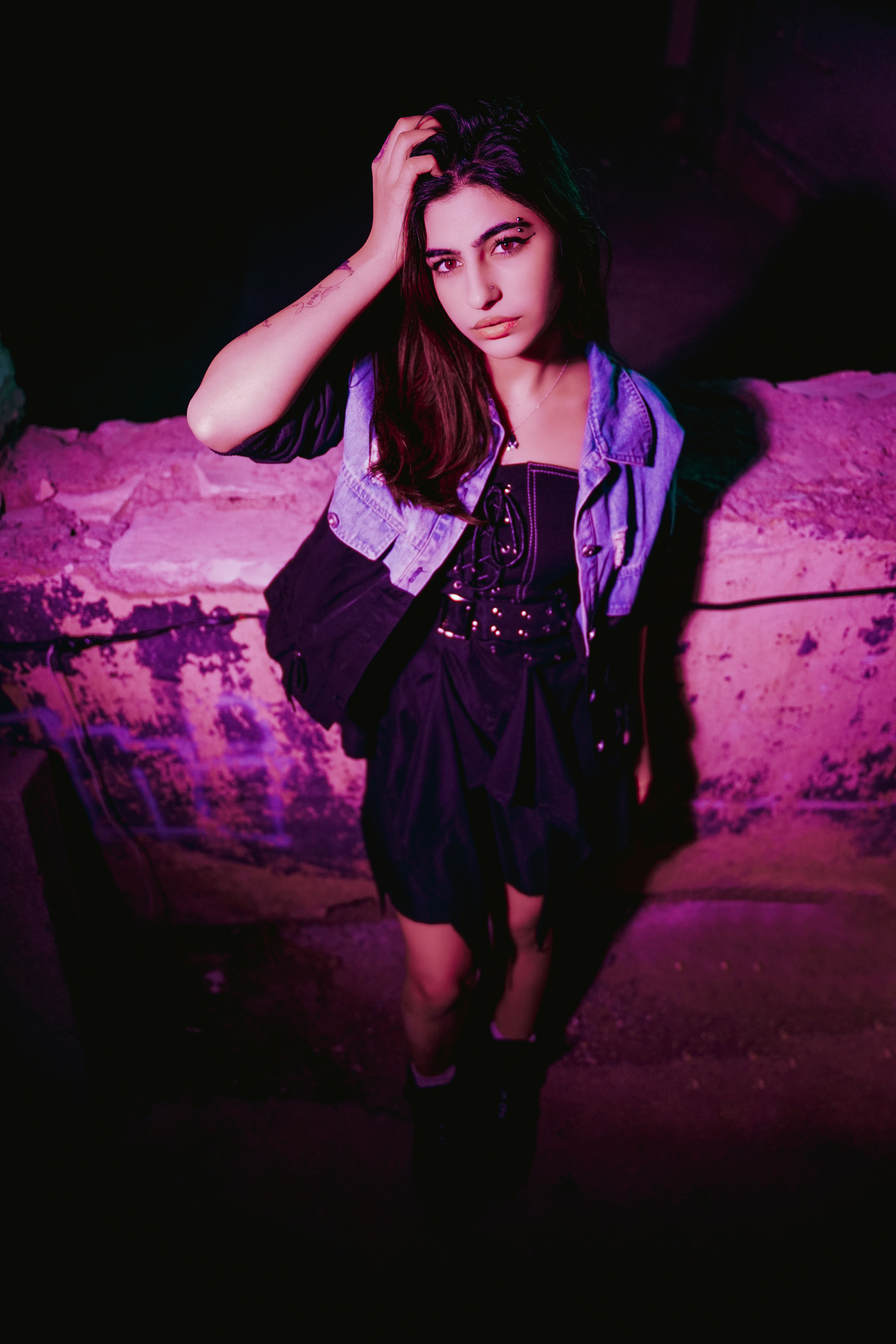 Girl poses under neon lighting. photo – Free Portrait Image on Unsplash