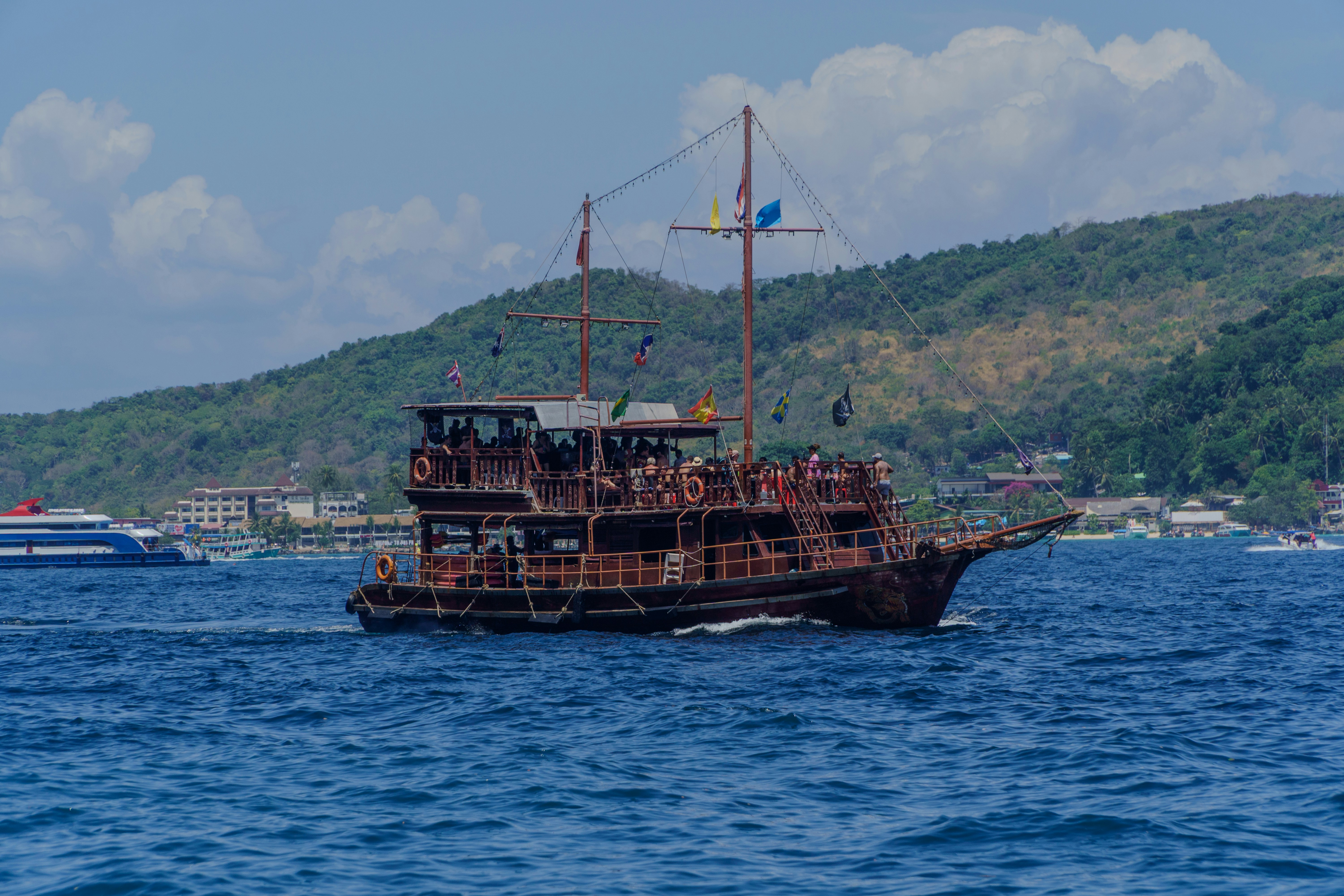 Un barco pirata navega a través del océano azul. foto – Imagen de Mar ...
