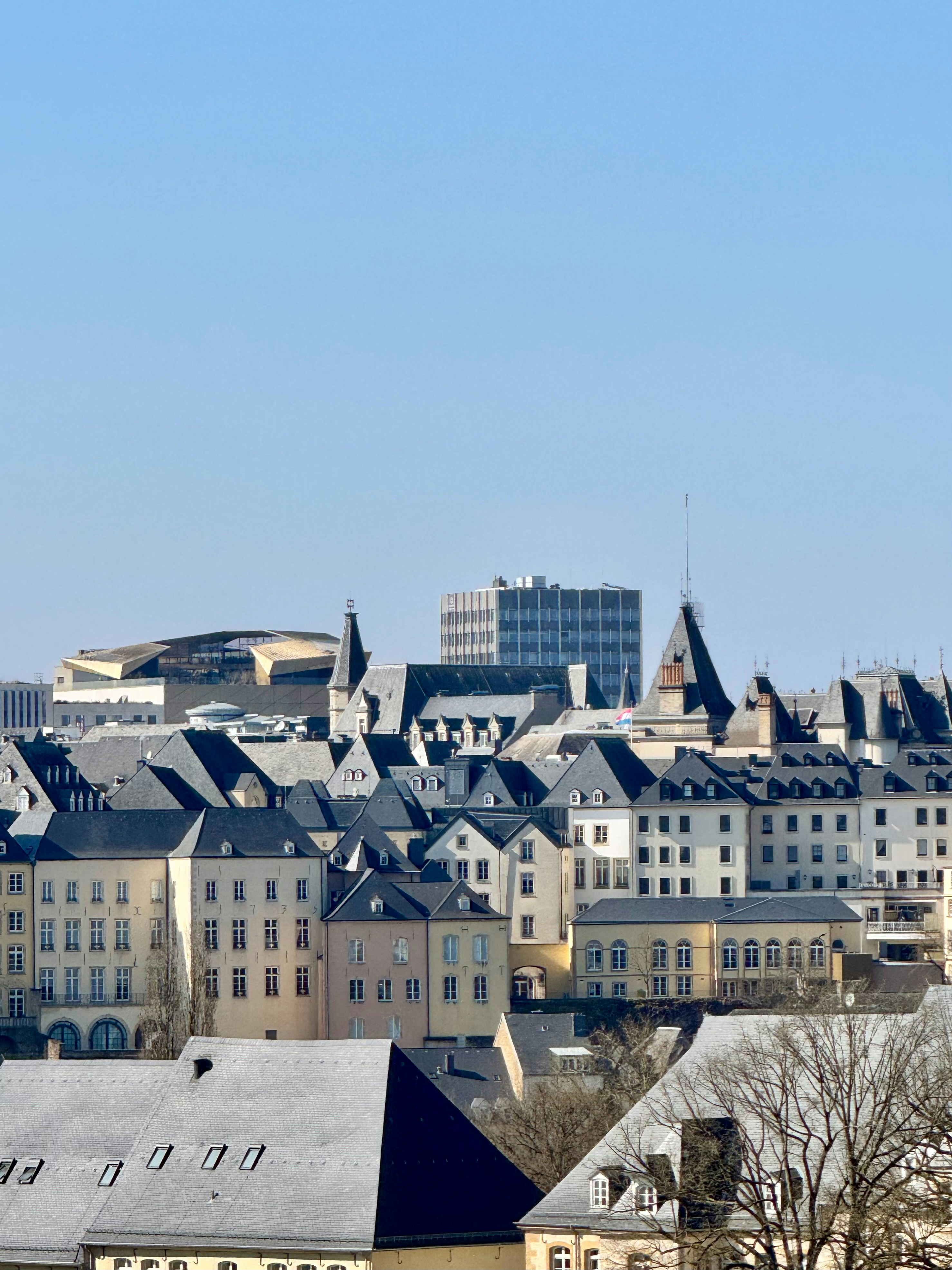 Paisaje urbano con cielos azules, múltiples edificios y tejados. foto – Imagen de Edificio ...