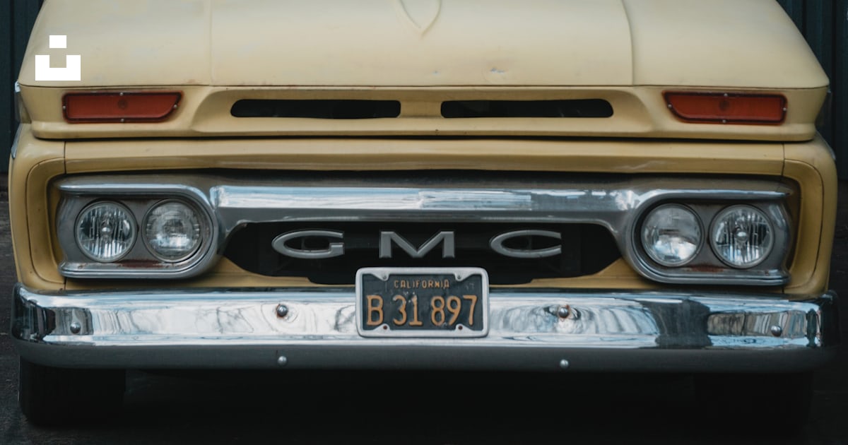 다음은 이미지에 대한 캡션입니다 노란색 Gmc 트럭이 파란색 벽에 주차되어 있습니다 사진 Unsplash의 무료 자동차 이미지