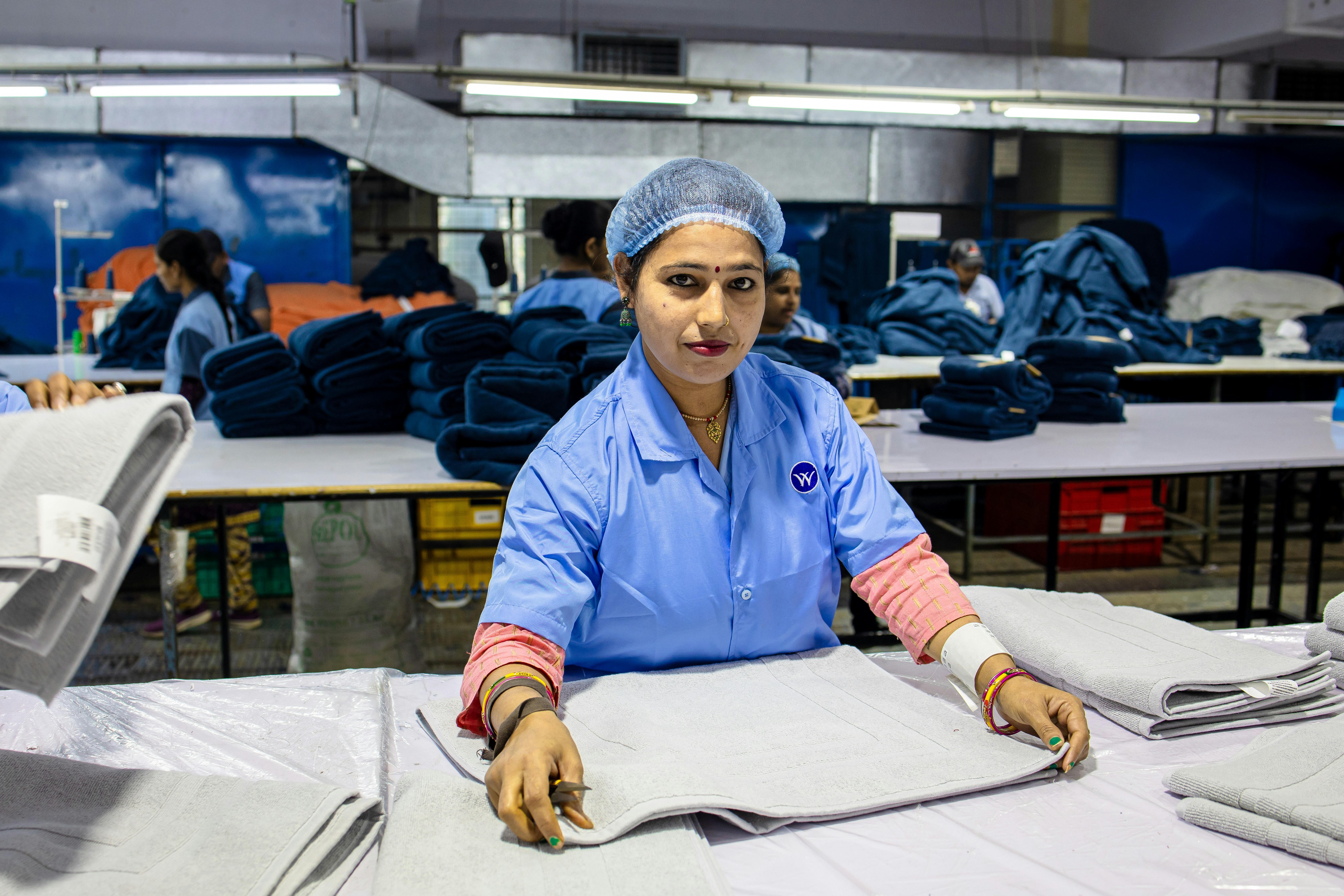 A woman works in a textile factory. photo – Free Woman Image on Unsplash