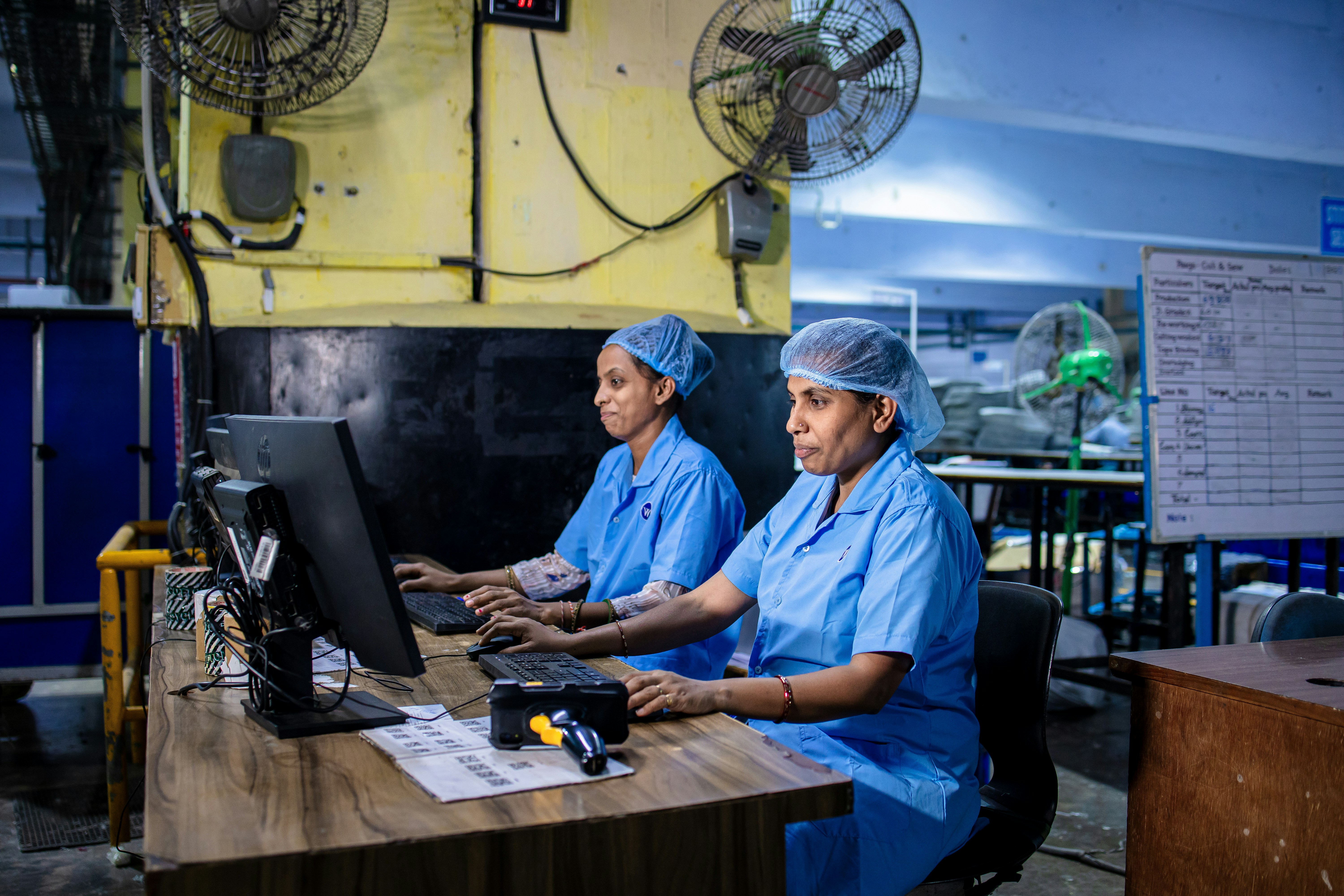 Women in uniform working on computers. photo – Free Woman Image on Unsplash