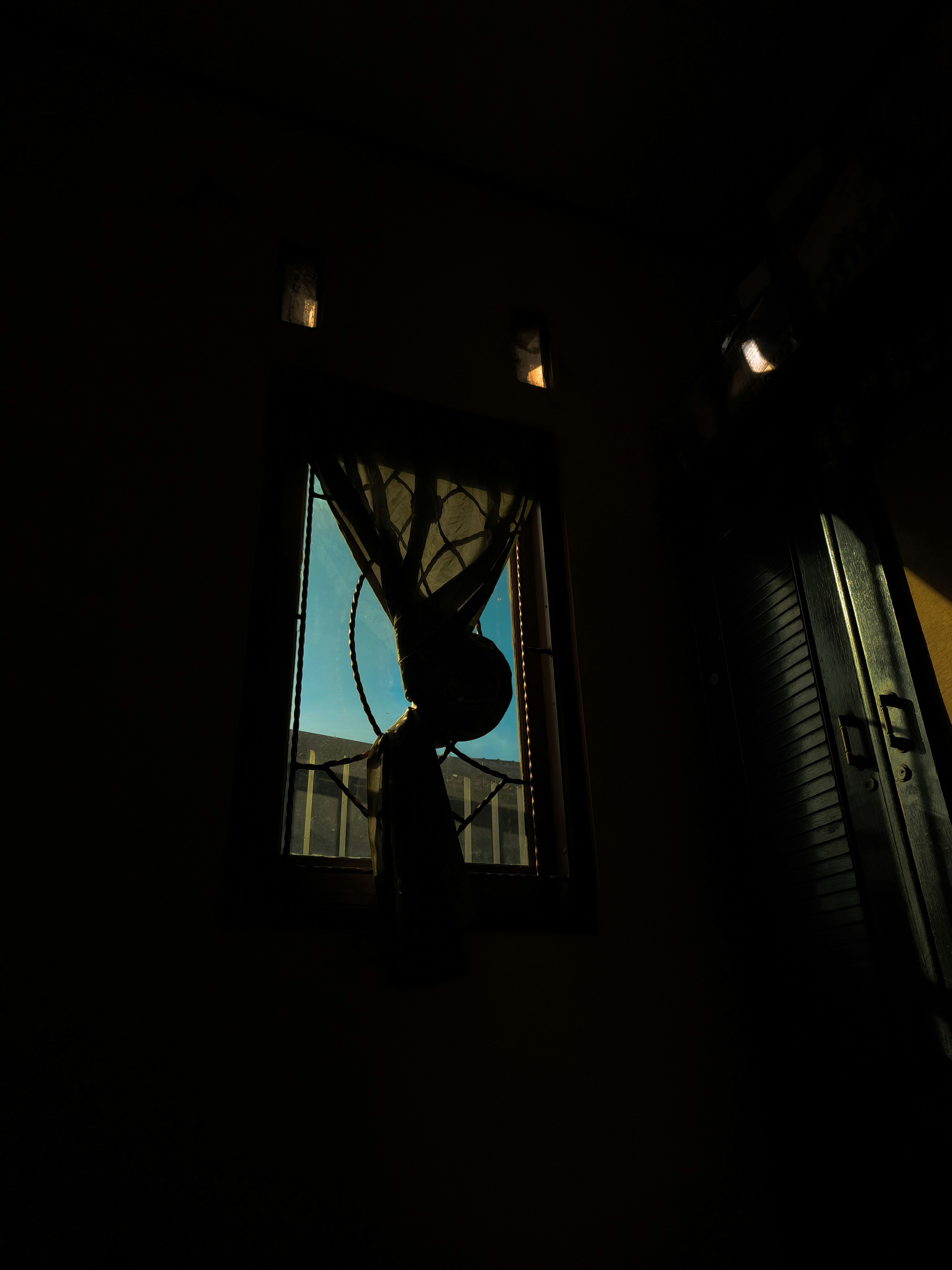 Sunlight shines through a window in the darkness. photo – Free Building Image on Unsplash