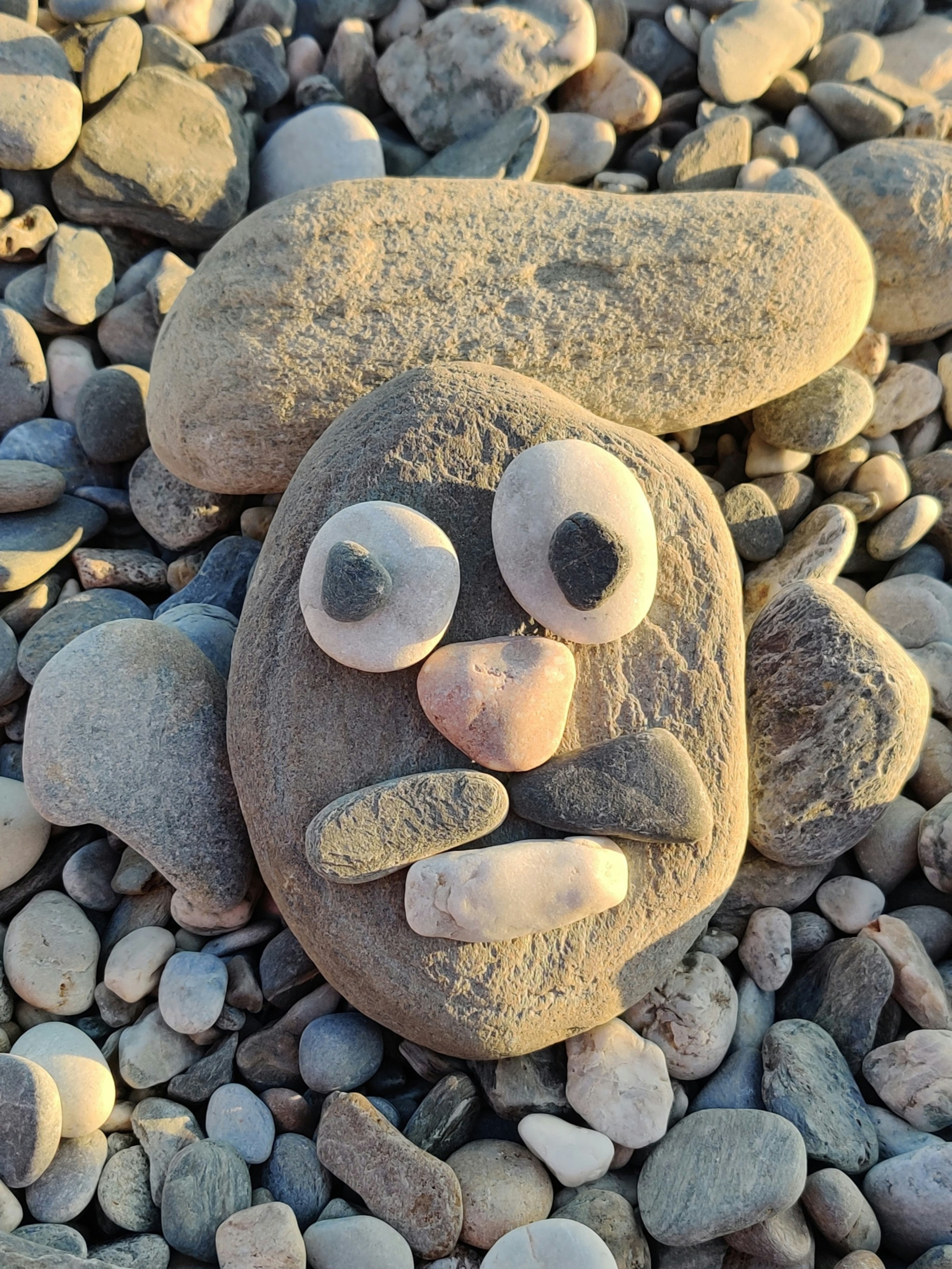 Stone face art made from pebbles. photo – Free Beach Image on Unsplash