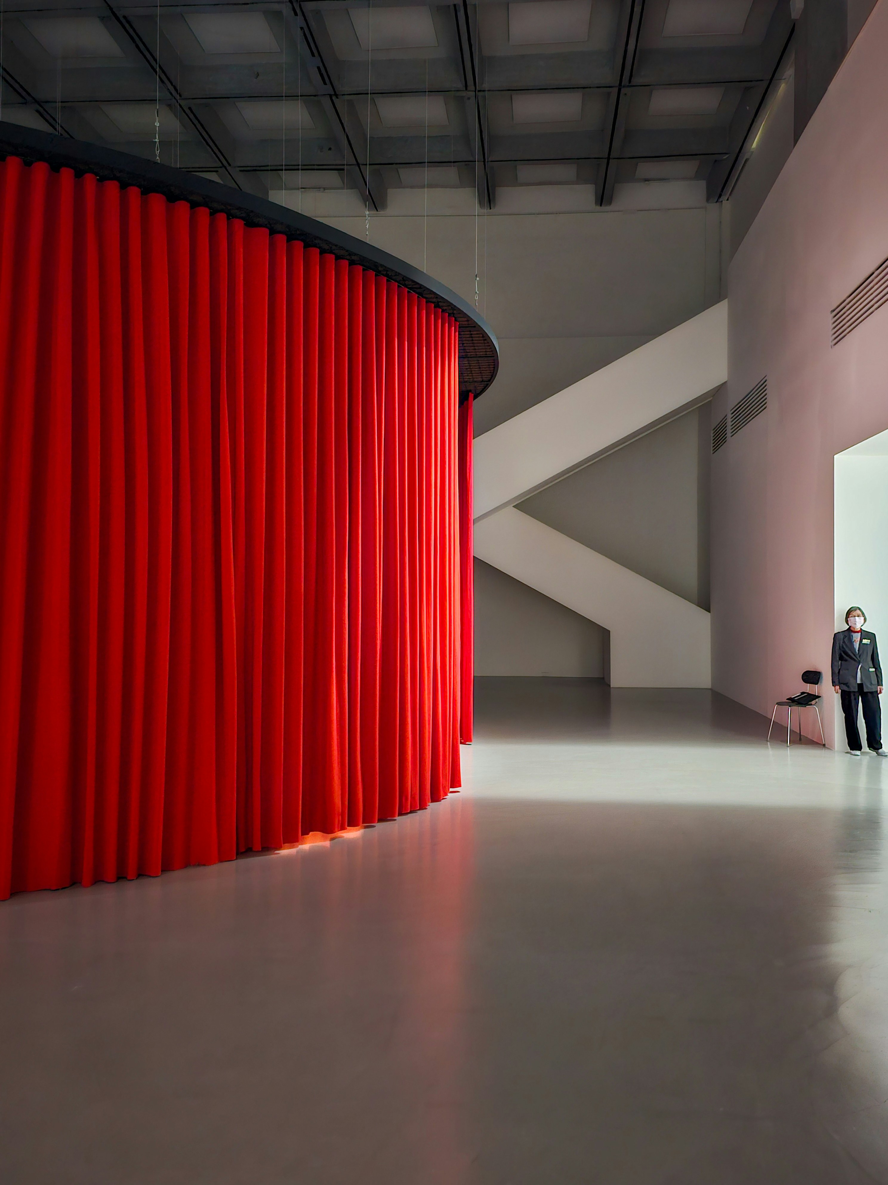 A red curtain and minimalist architecture meet. photo – Free Building ...