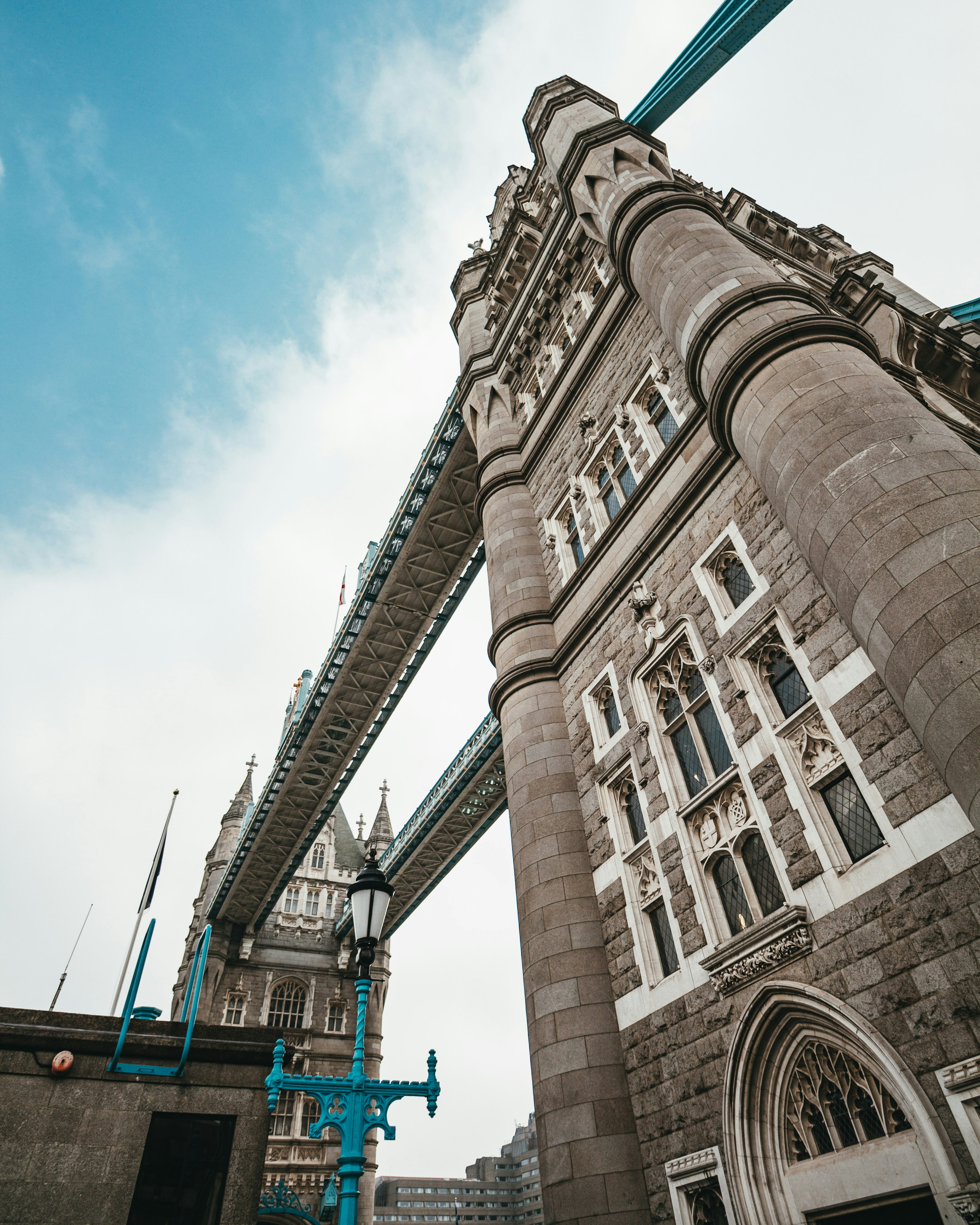 El icónico tower bridge de Londres se alza imponente. foto – Imagen de Papel tapiz gratuita en ...