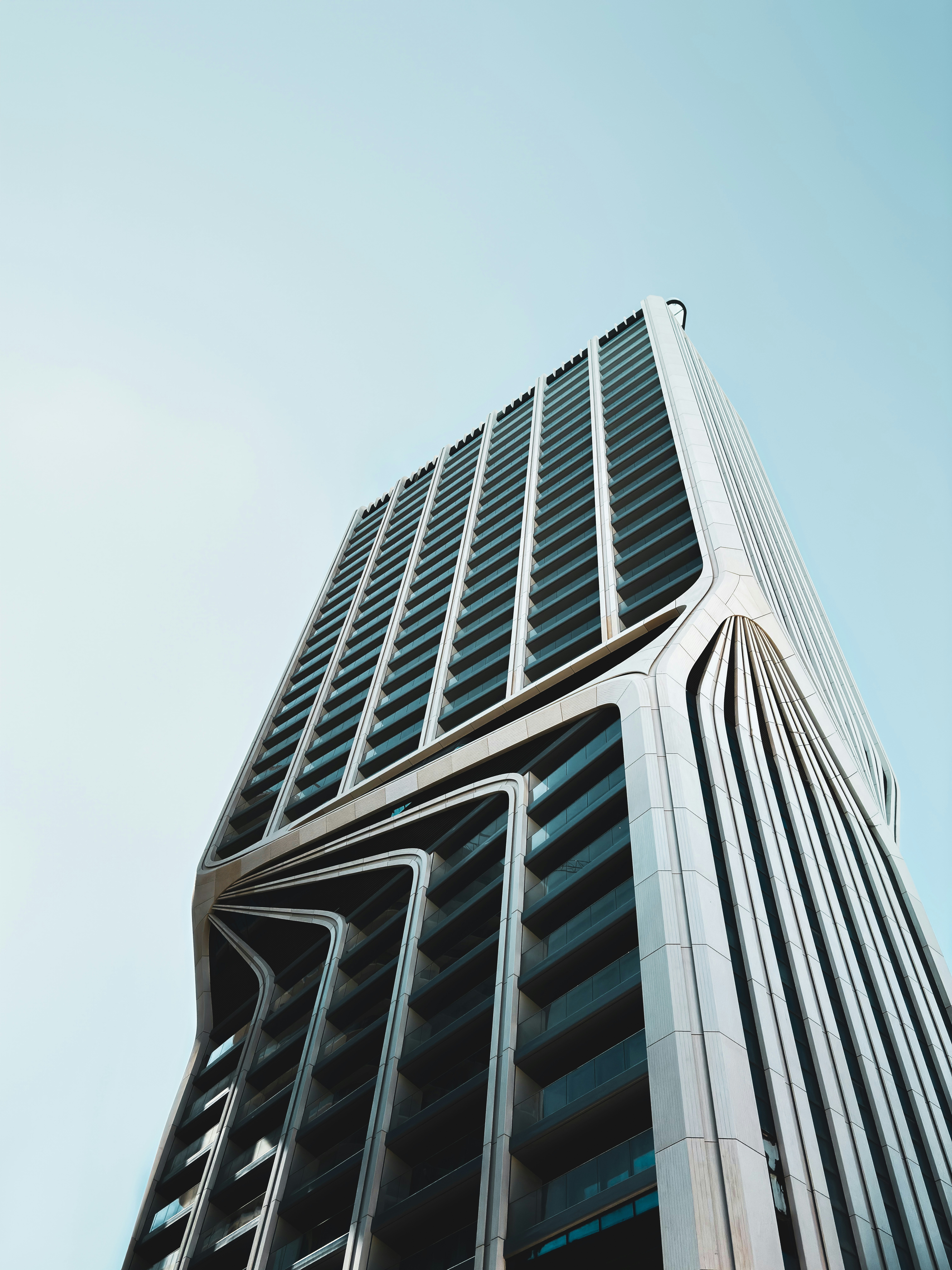 Modern skyscraper looking up towards the sky. photo – Free City Image ...