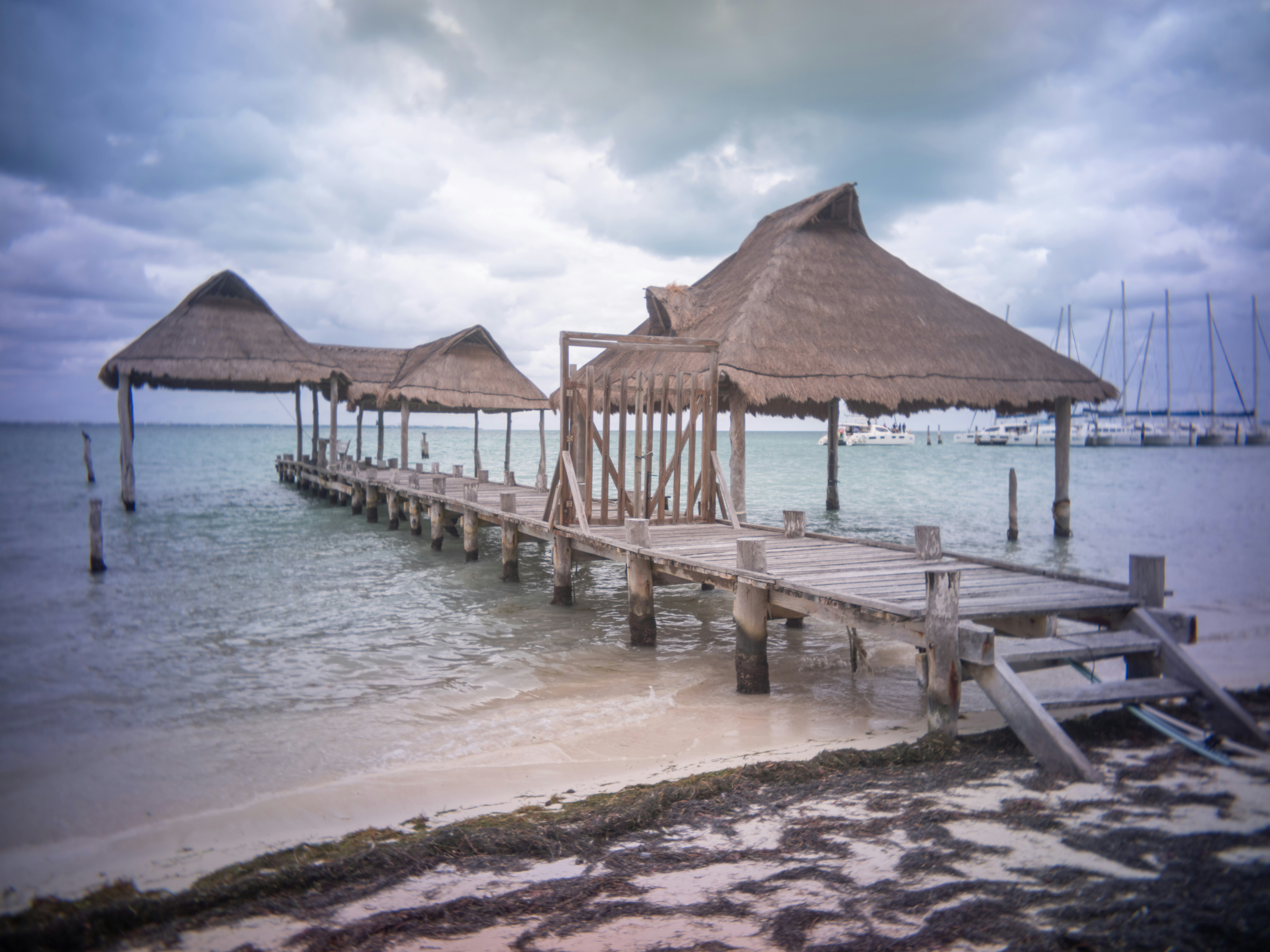 Muelle de madera y cabañas en una playa serena. foto – Imagen de Playa ...