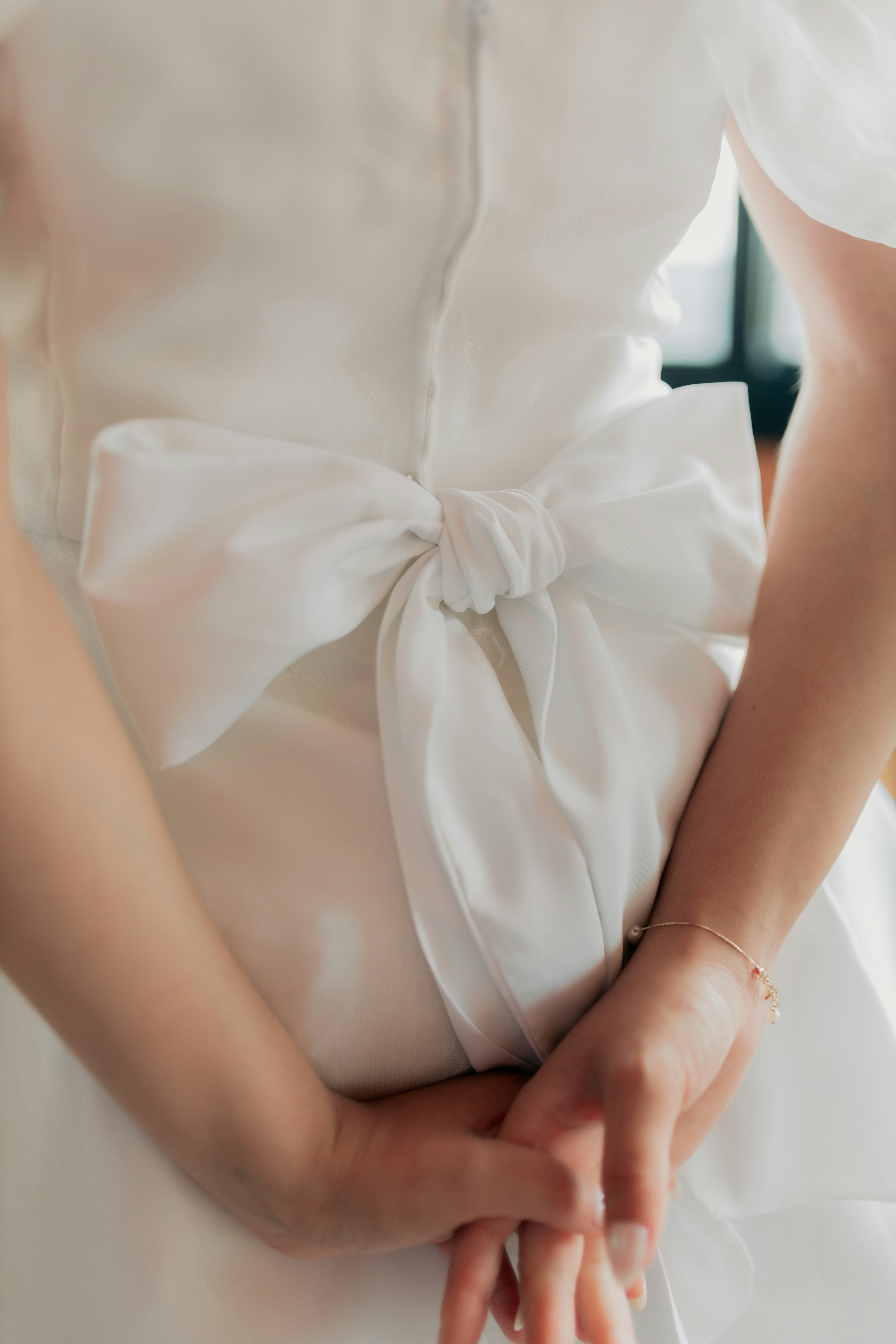 La espalda de la novia, mostrando un lazo en su vestido de novia. foto – Imagen de Humano ...