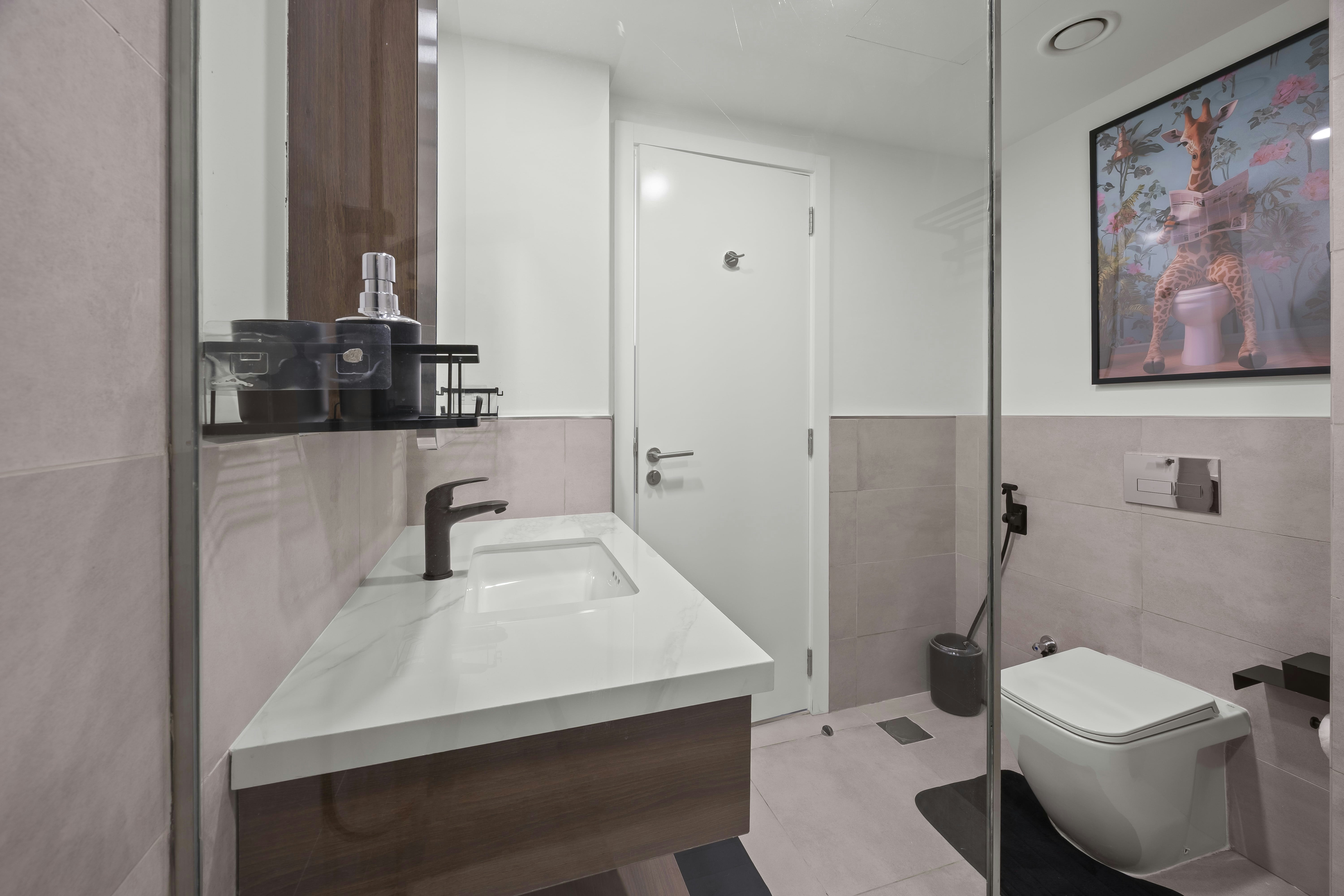 Baño moderno con lavabo, inodoro y obras de arte. foto – Imagen de ...