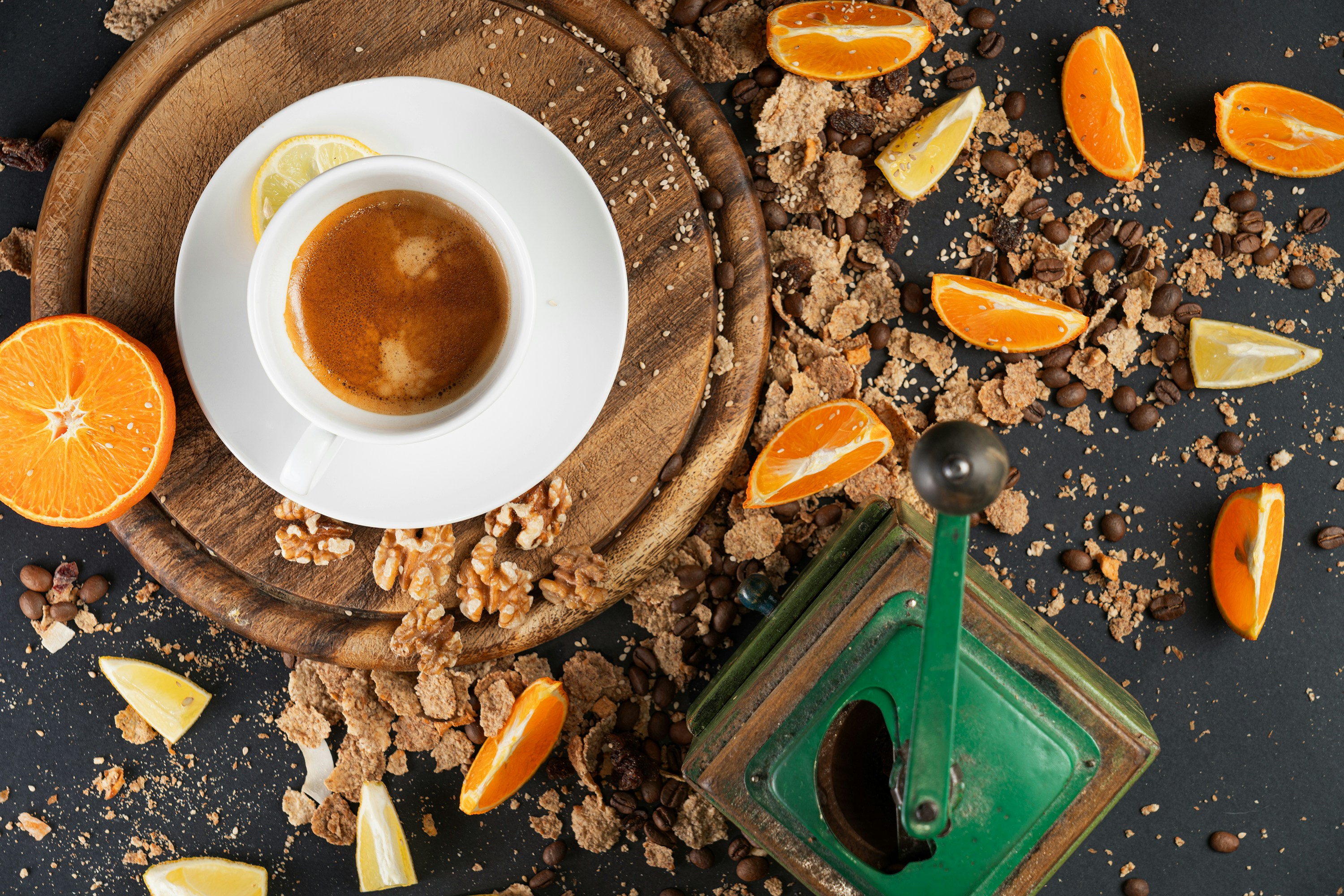 Café con naranjas sobre una mesa rústica de madera. foto – Imagen de ...
