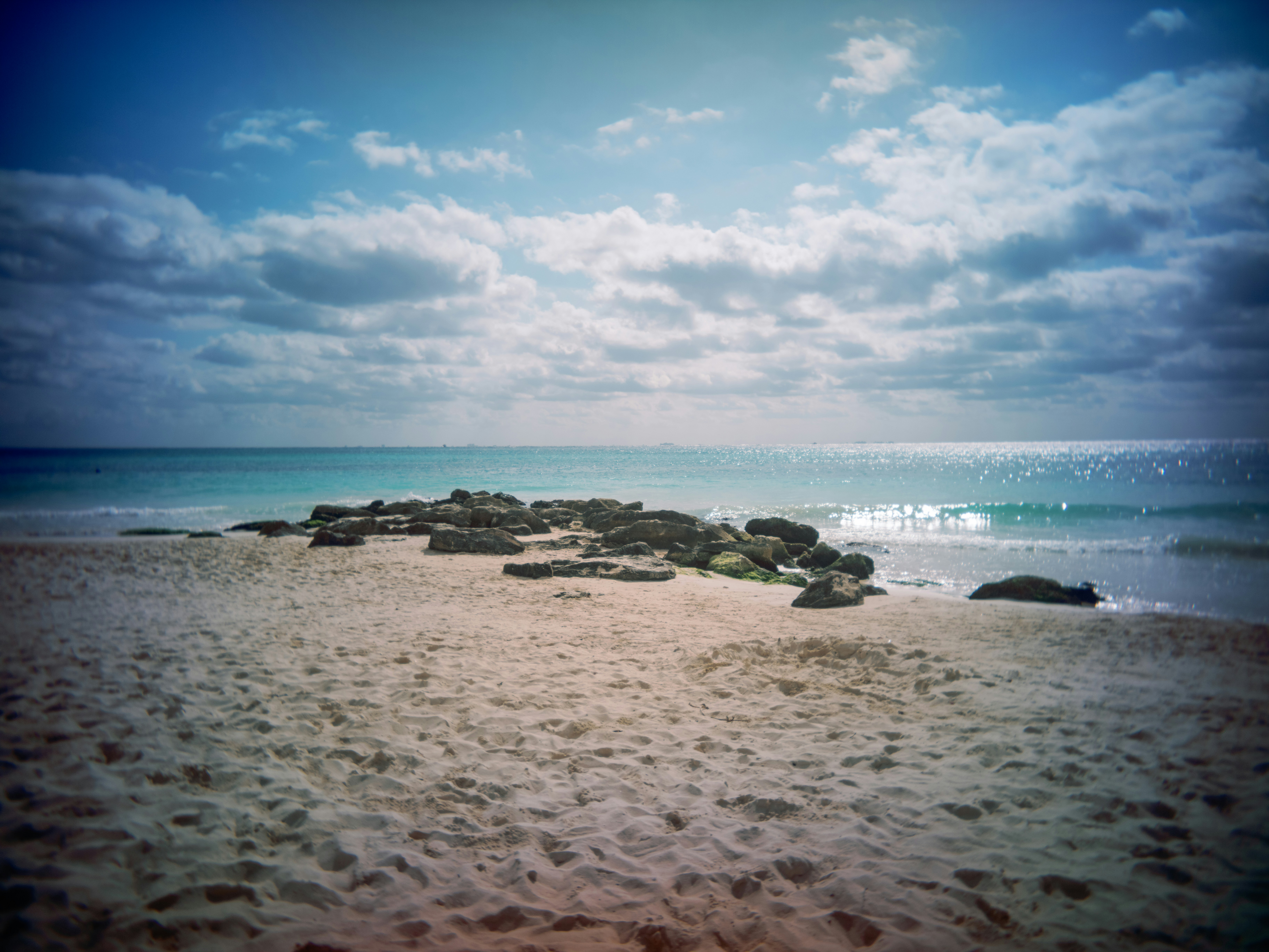 Strandszene mit Felsen, Sand und Wasser. Foto – Kostenloses Bild zum ...