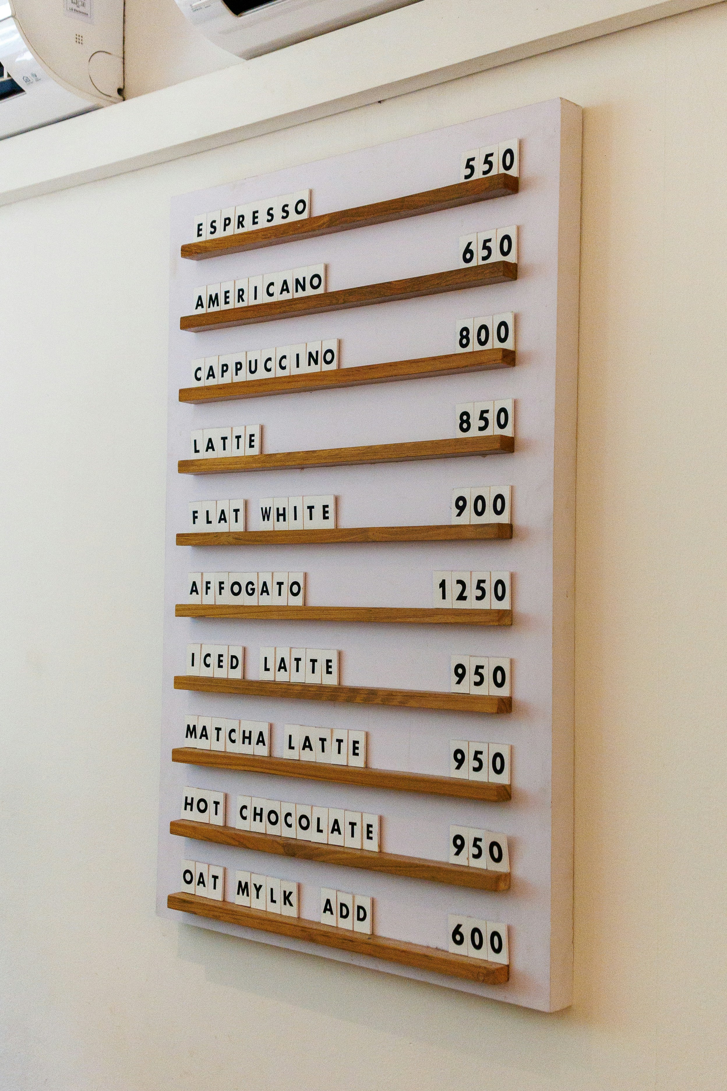 Slat-By-Slat Coffee Menu: A Quiet Café Portrait
