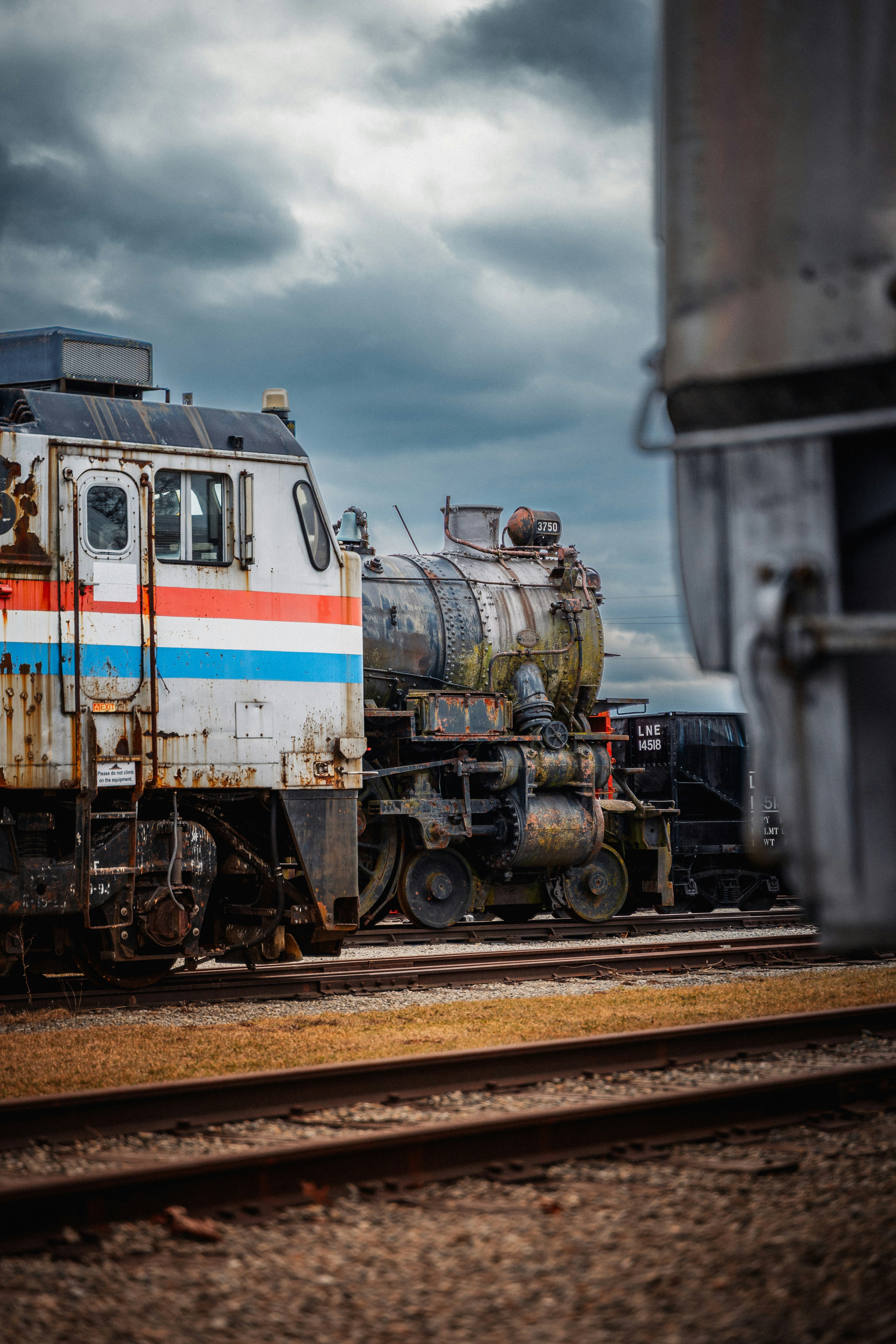 Alte, rostige Züge stehen auf Bahngleisen. Foto – Kostenloses Bild zum ...